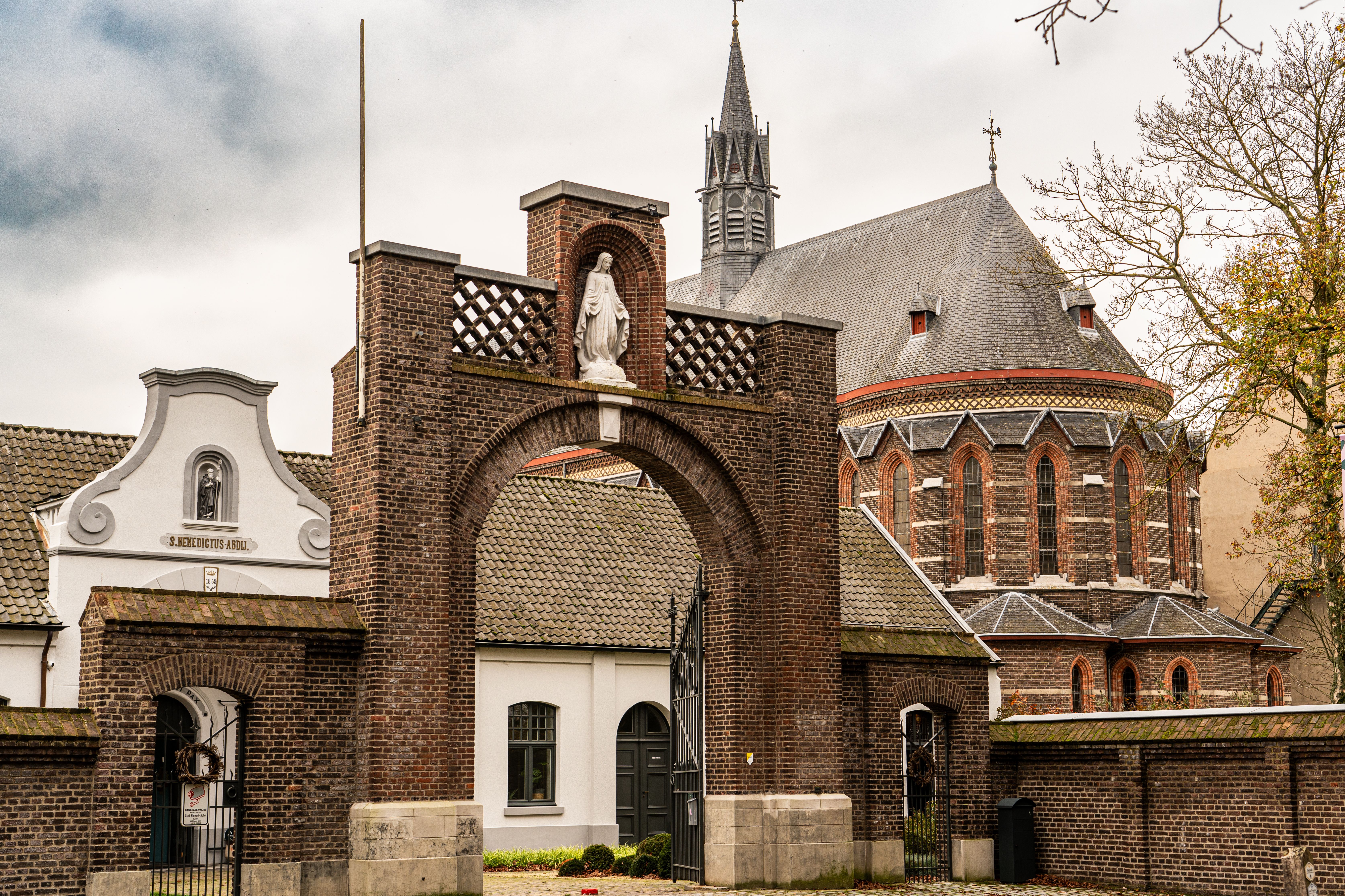 Entrada Histórica Do Mosteiro Em Hamont Achel · Foto profissional gratuita