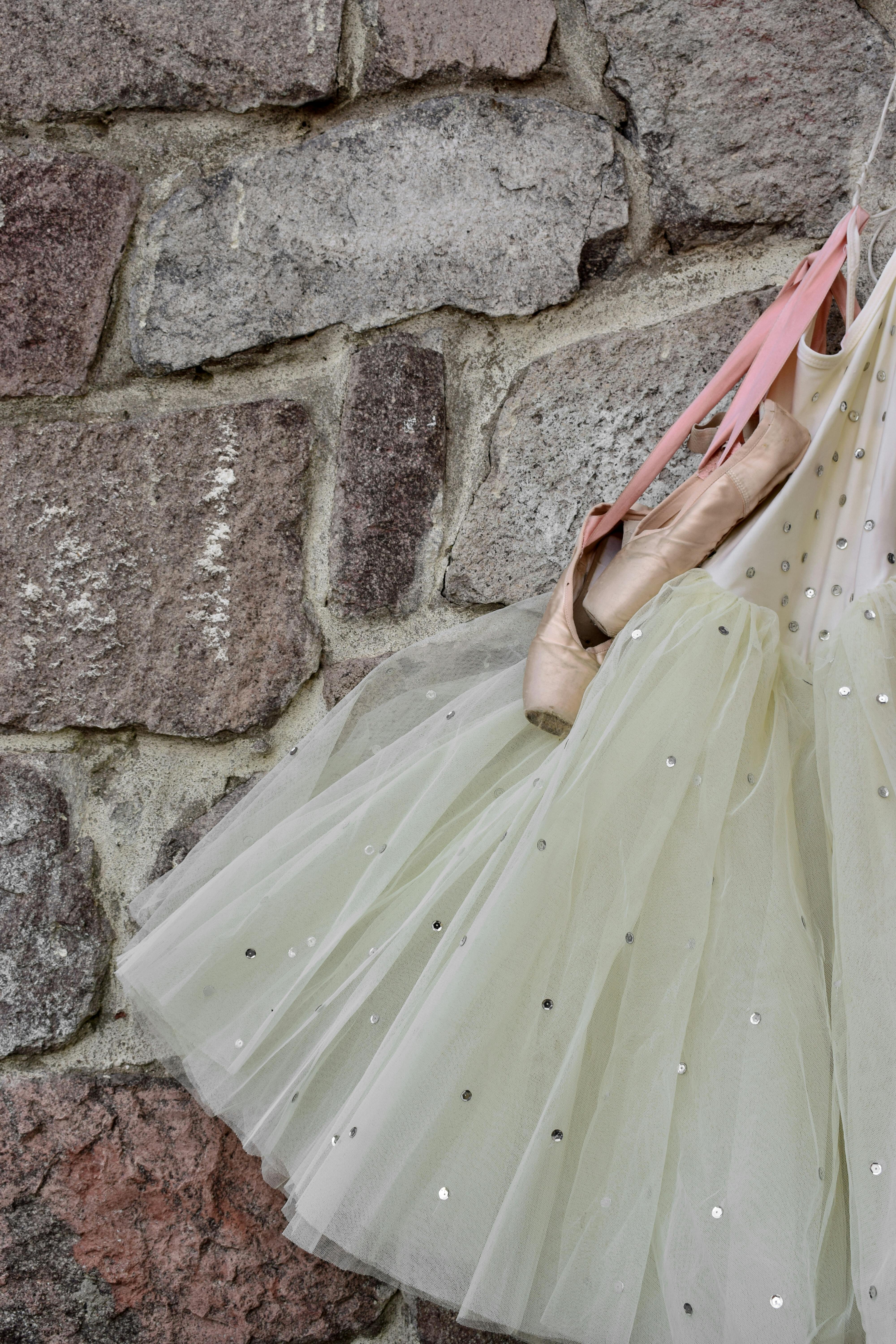 Elegante Tutú Y Zapatillas De Ballet Contra Una Pared De Piedra · Foto ...