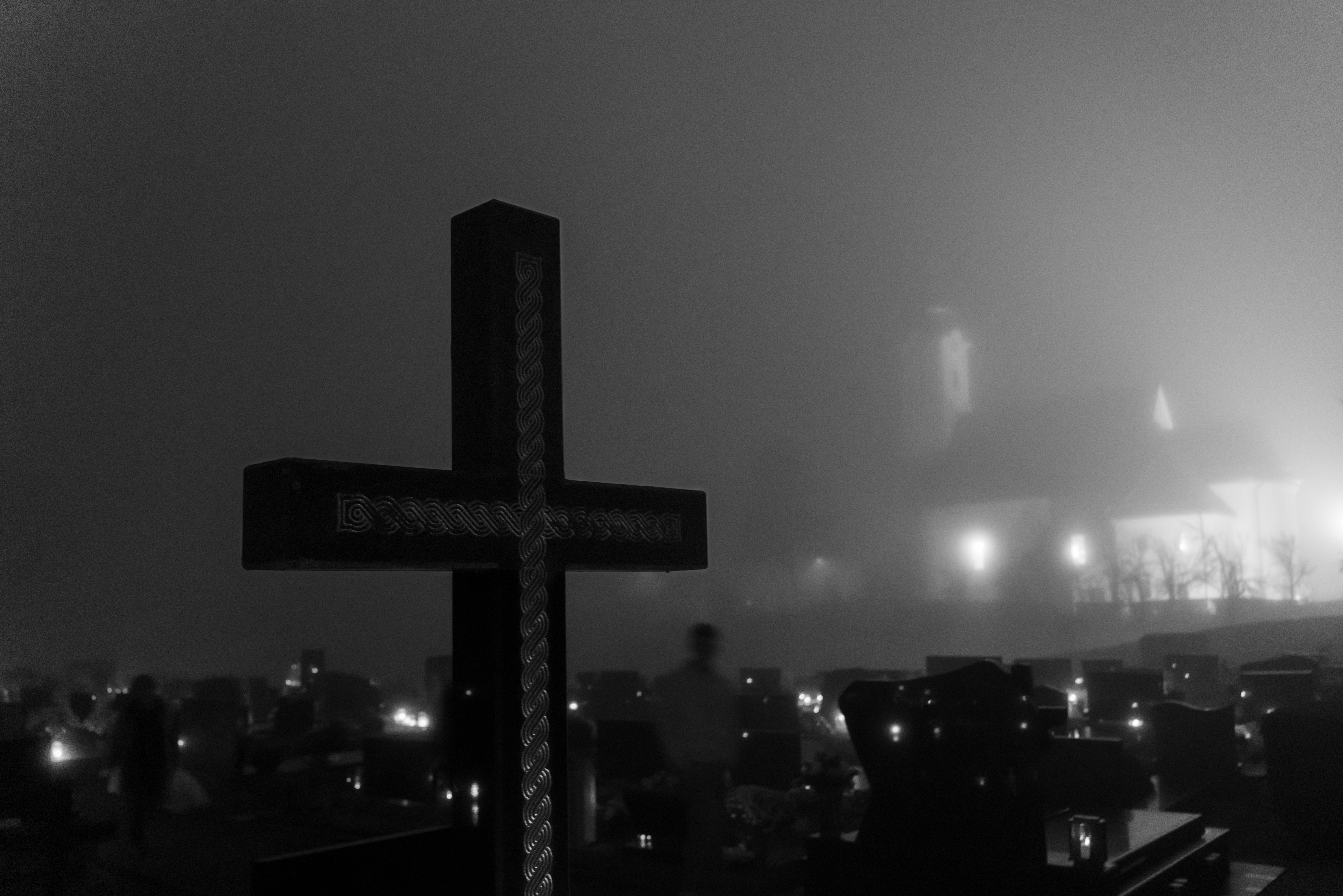 Eerie night scene in a foggy cemetery · Free Stock Photo