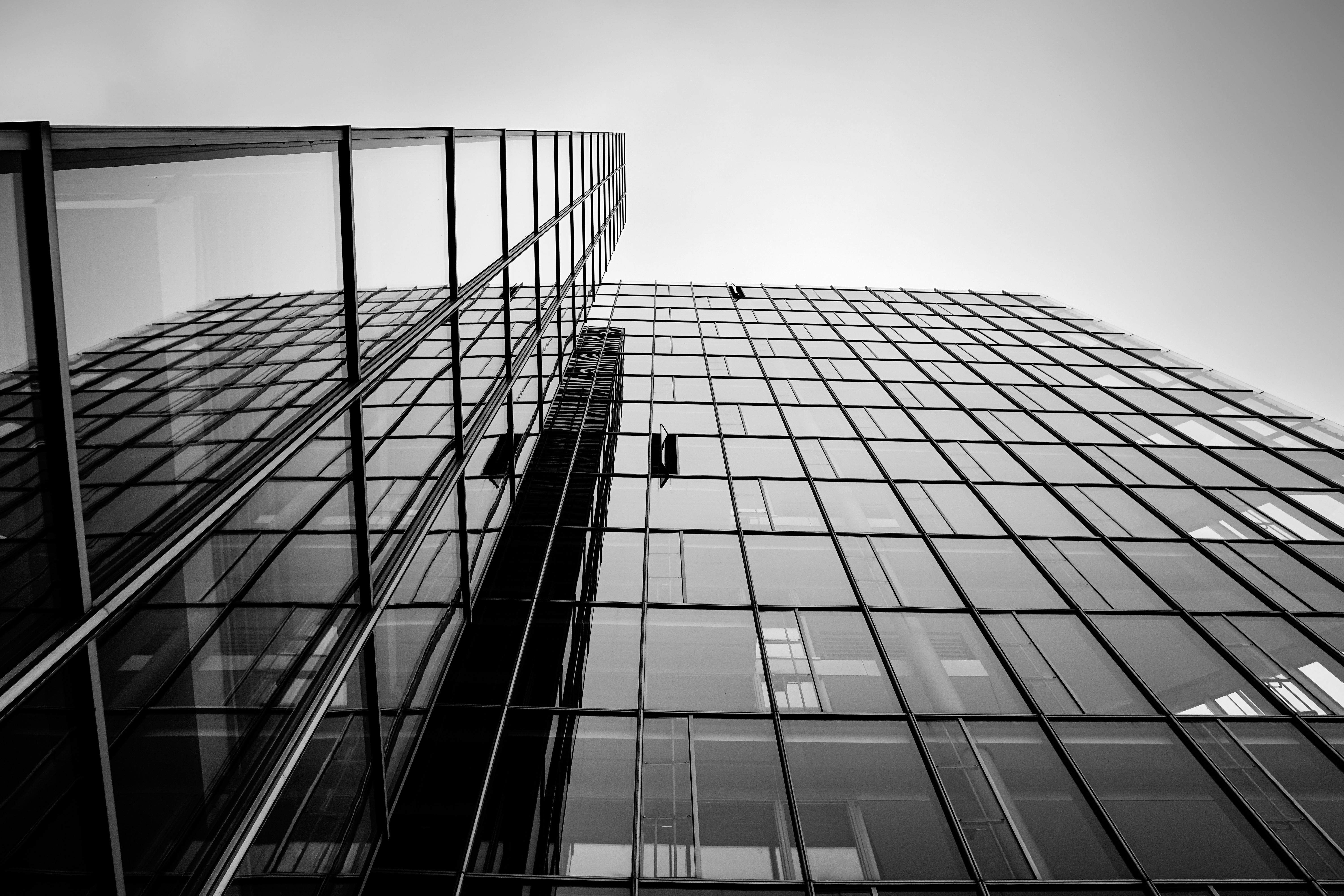 Modern skyscraper with reflective glass facade · Free Stock Photo
