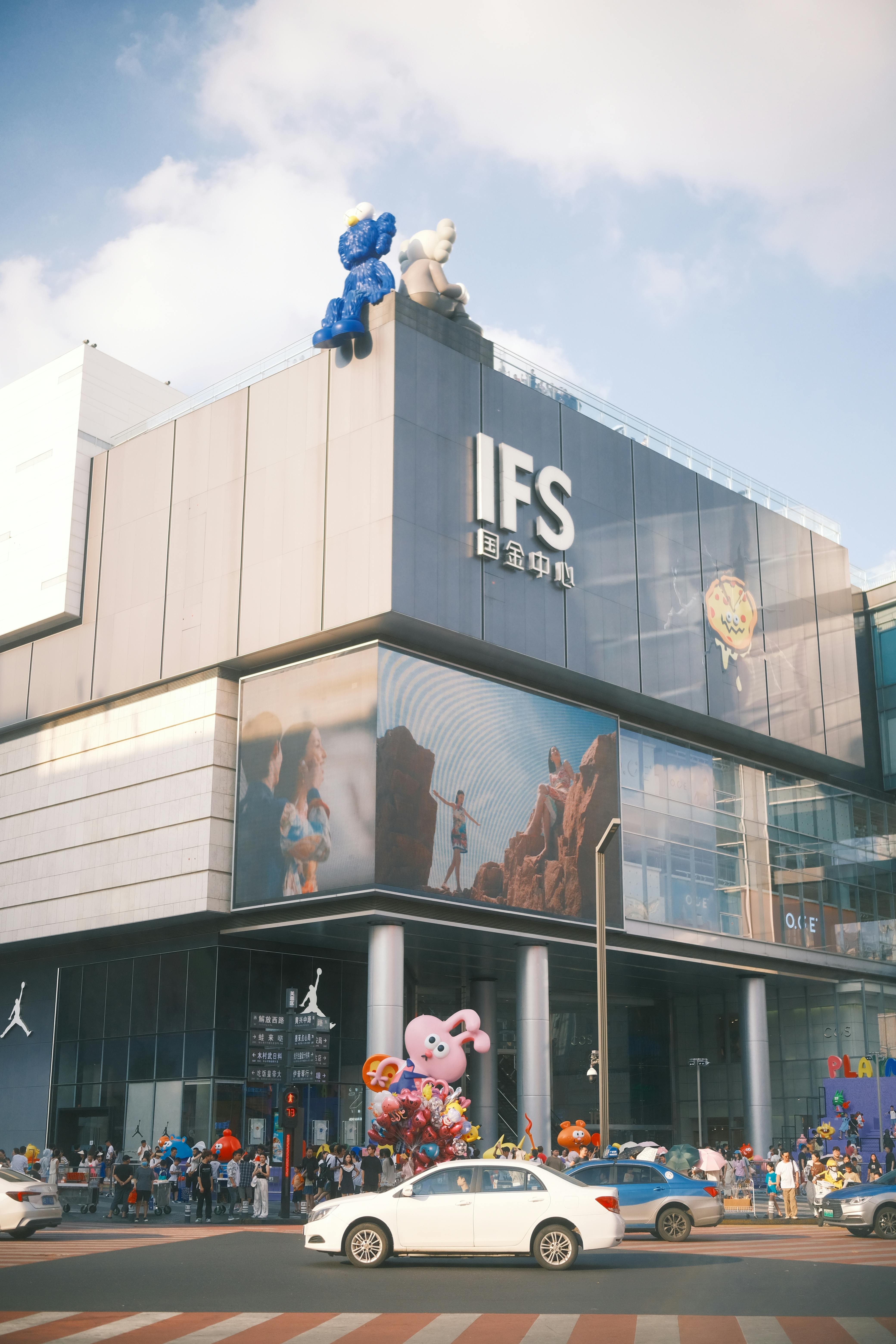 Chengdu IFS Building with Giant Sculpture · Free Stock Photo