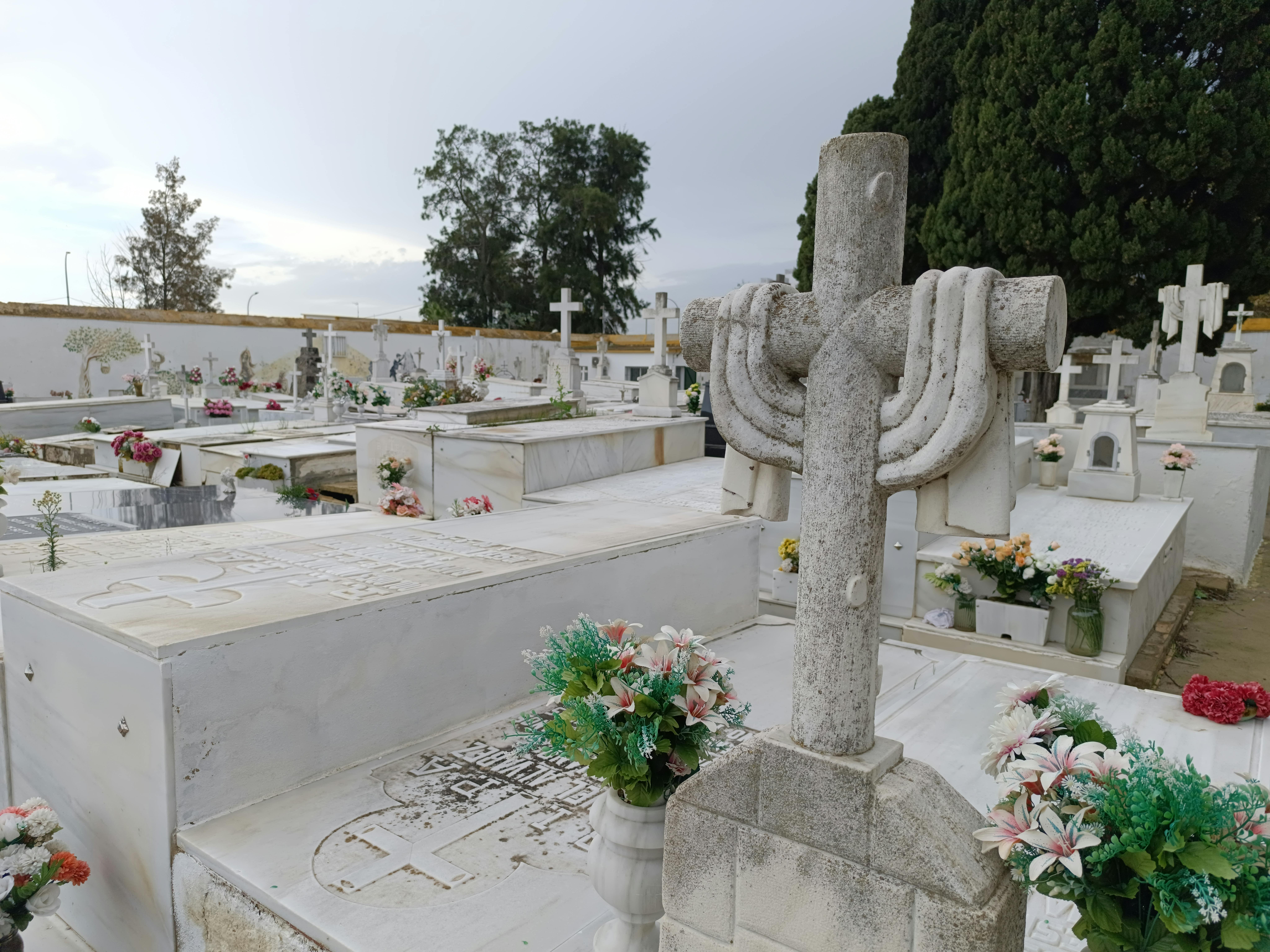 Serene Cemetery Scene in El Puerto de Santa María · Free Stock Photo