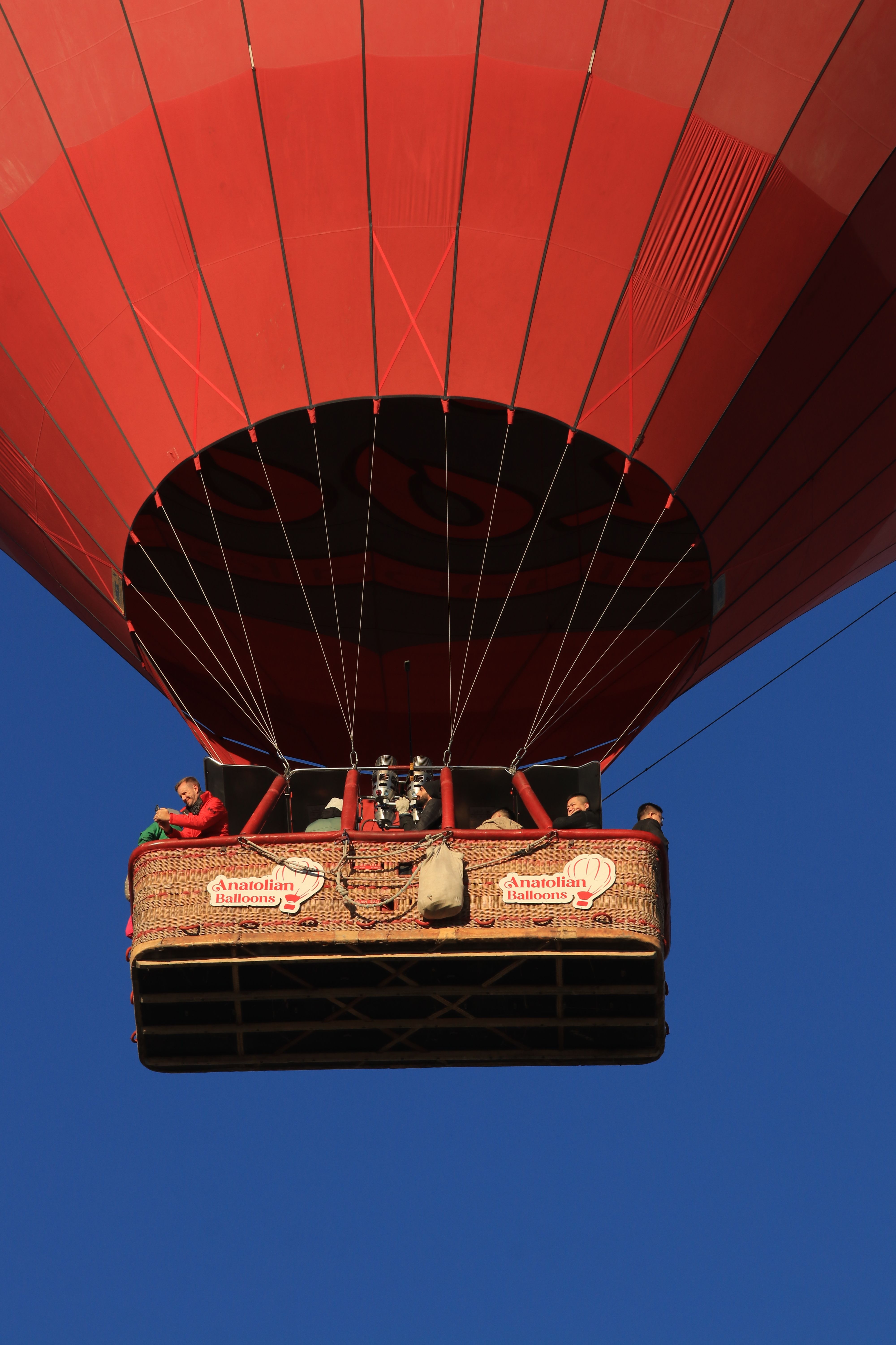 Montgolfière Dans Le Ciel Bleu Clair De La Cappadoce · Photo gratuite