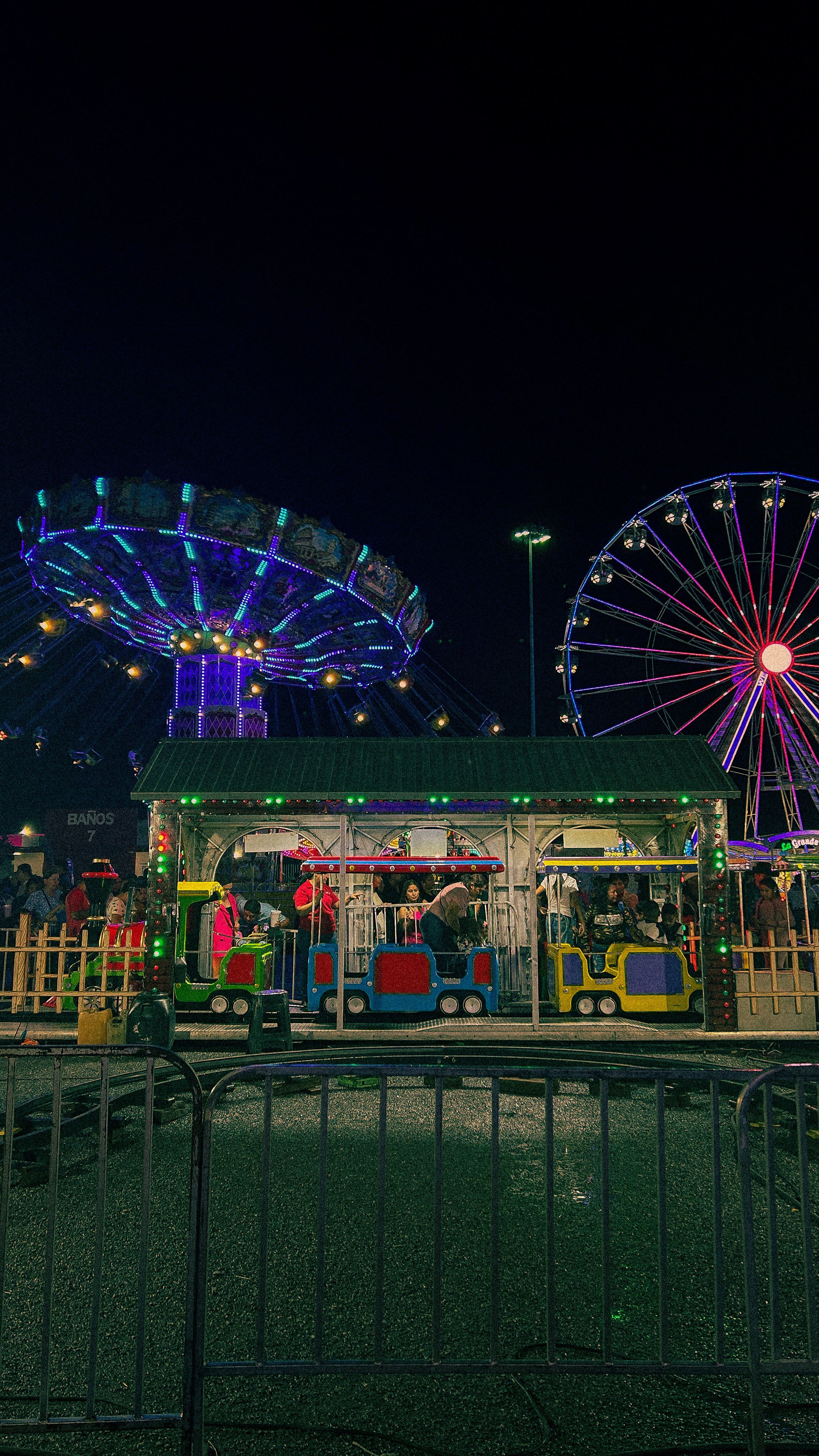 Vibrant Night at the Amusement Park · Free Stock Photo