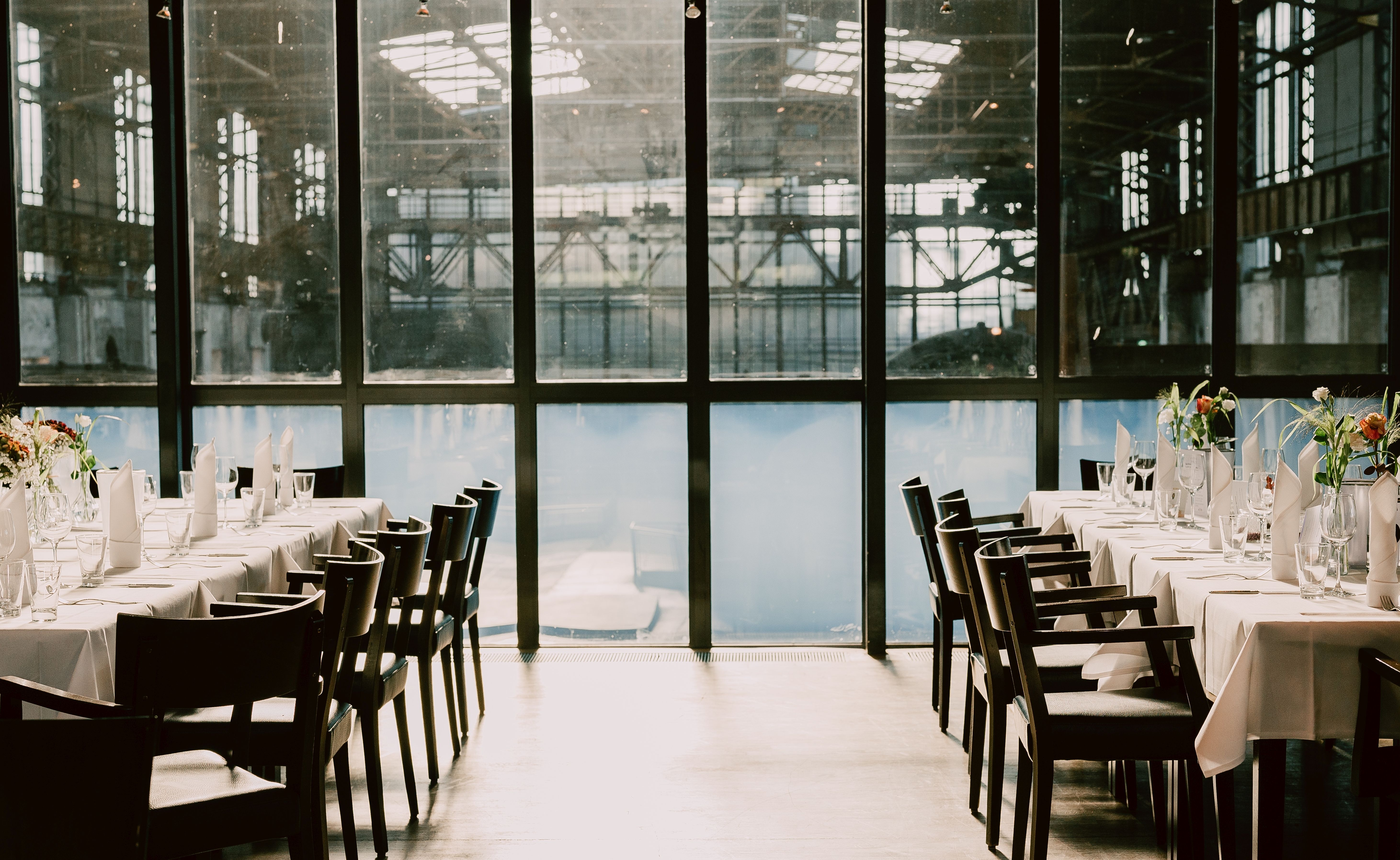 Elegant Industrial-Style Event Dining Setup · Free Stock Photo