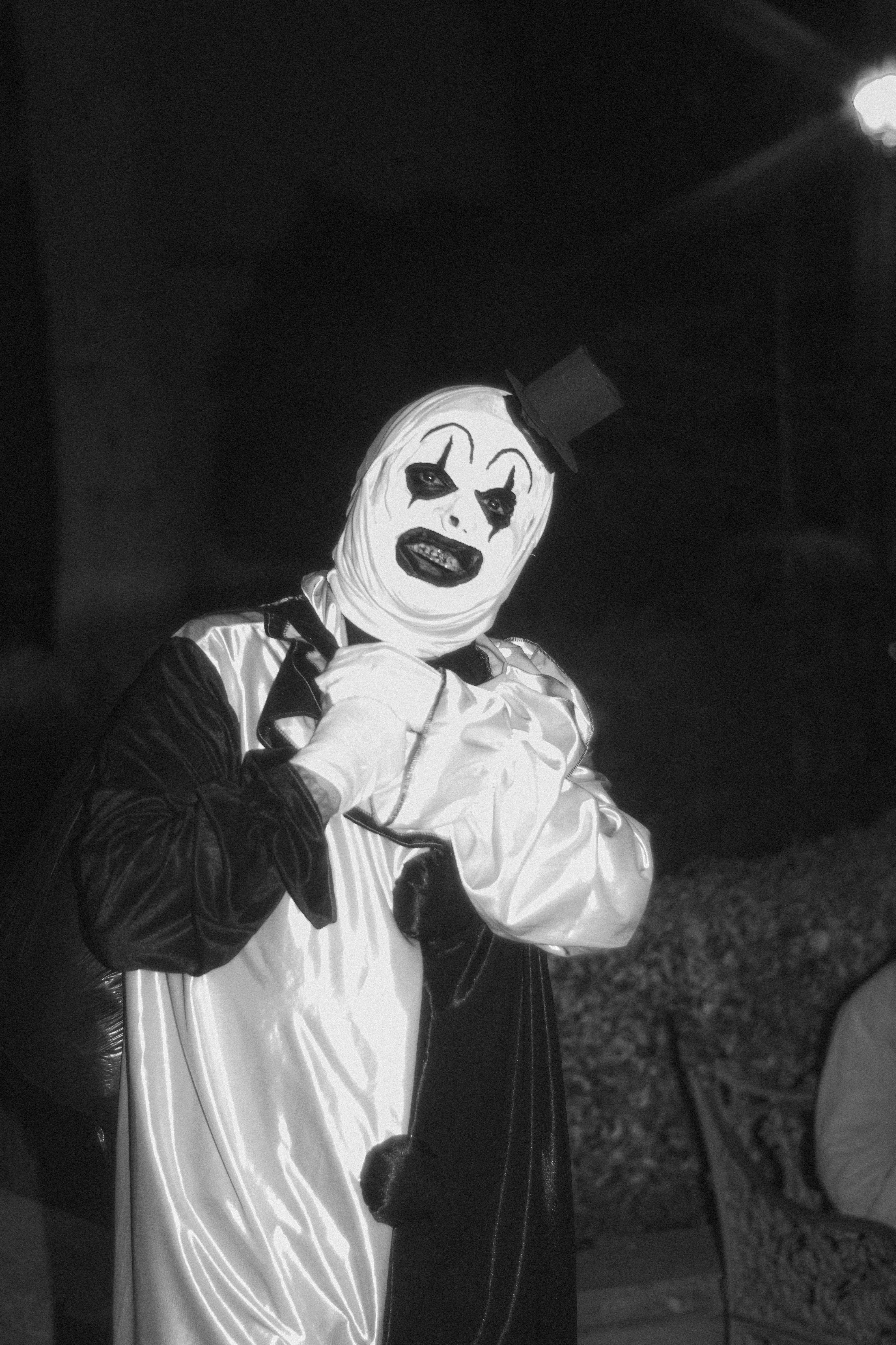 Payaso Espeluznante Con Traje Blanco Y Negro Por La Noche · Foto de ...