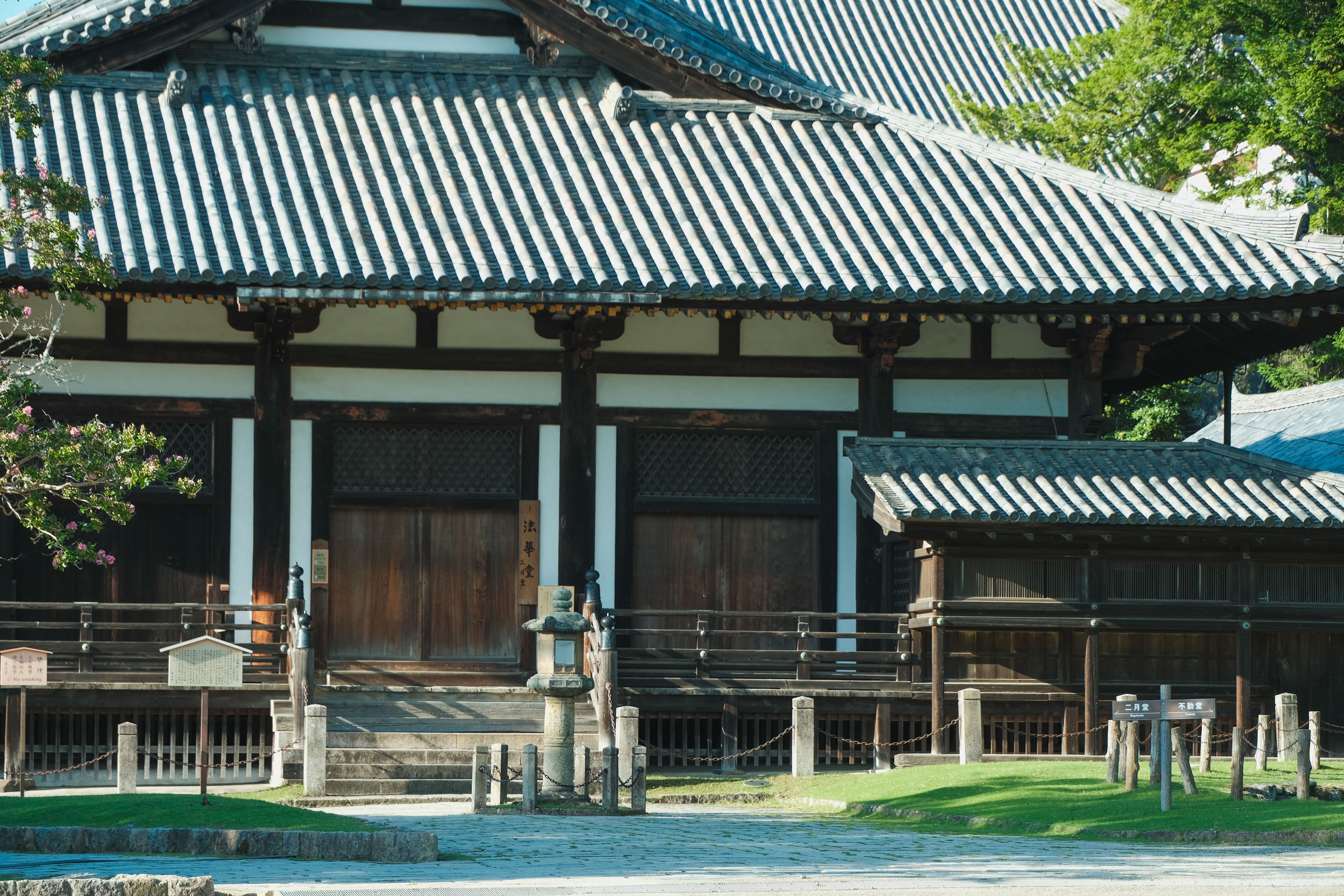 Traditional Japanese Temple Exterior in Daylight · Free Stock Photo