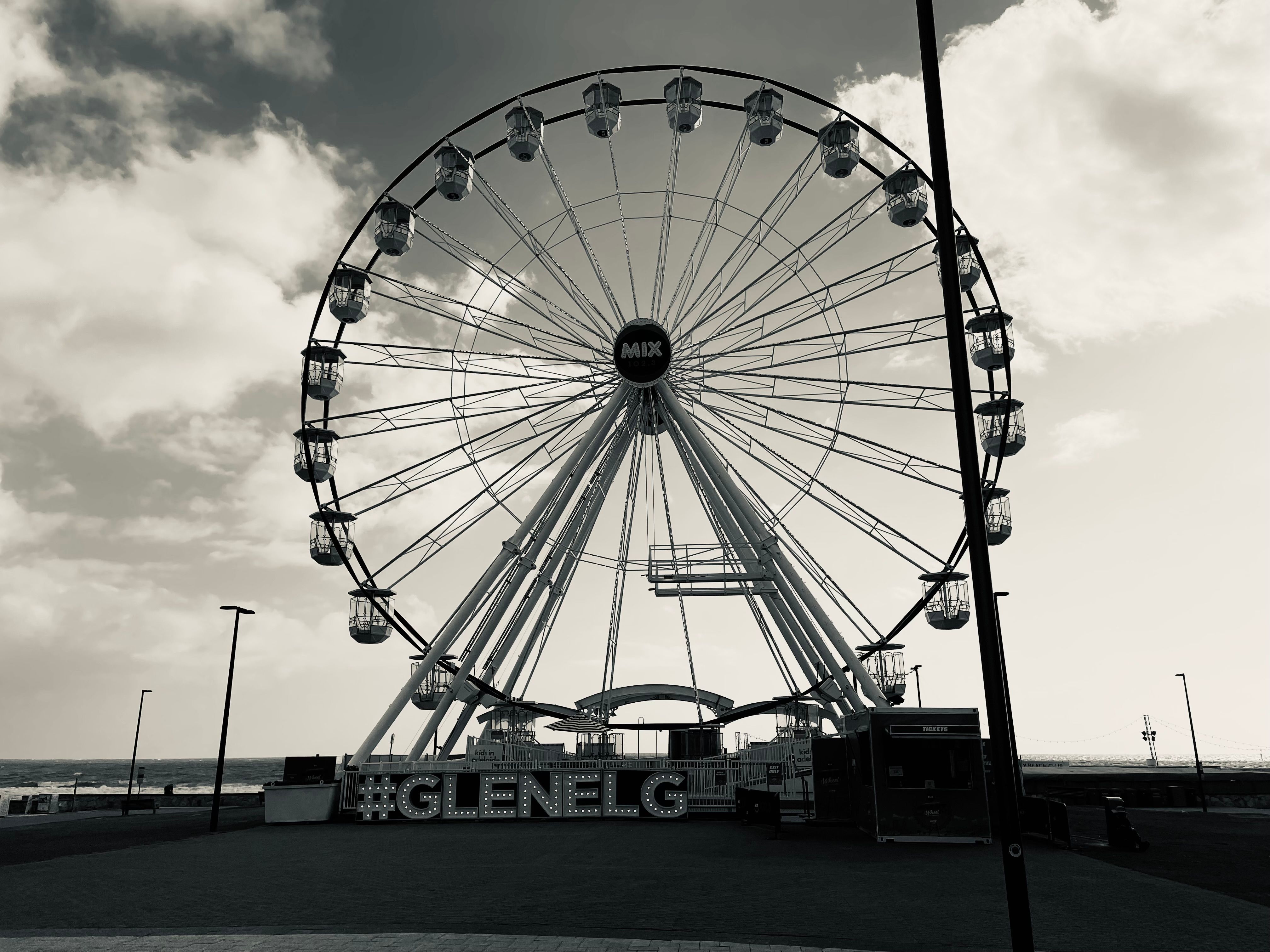 Noria En Blanco Y Negro En Glenelg Seaside · Foto de stock gratuita