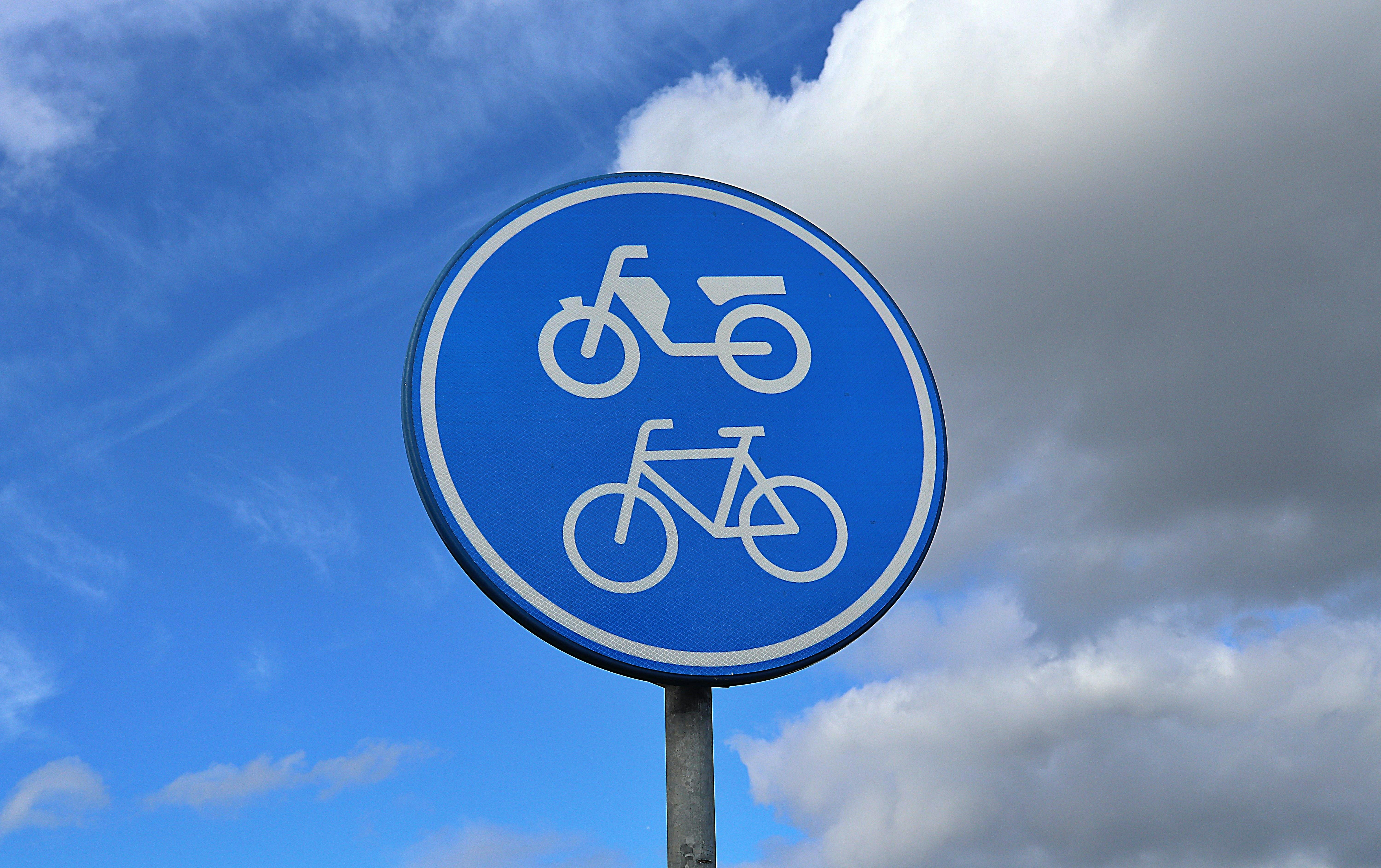 Rambu Lalu Lintas Sepeda Dan Moped Di Latar Belakang Langit Biru · Foto ...