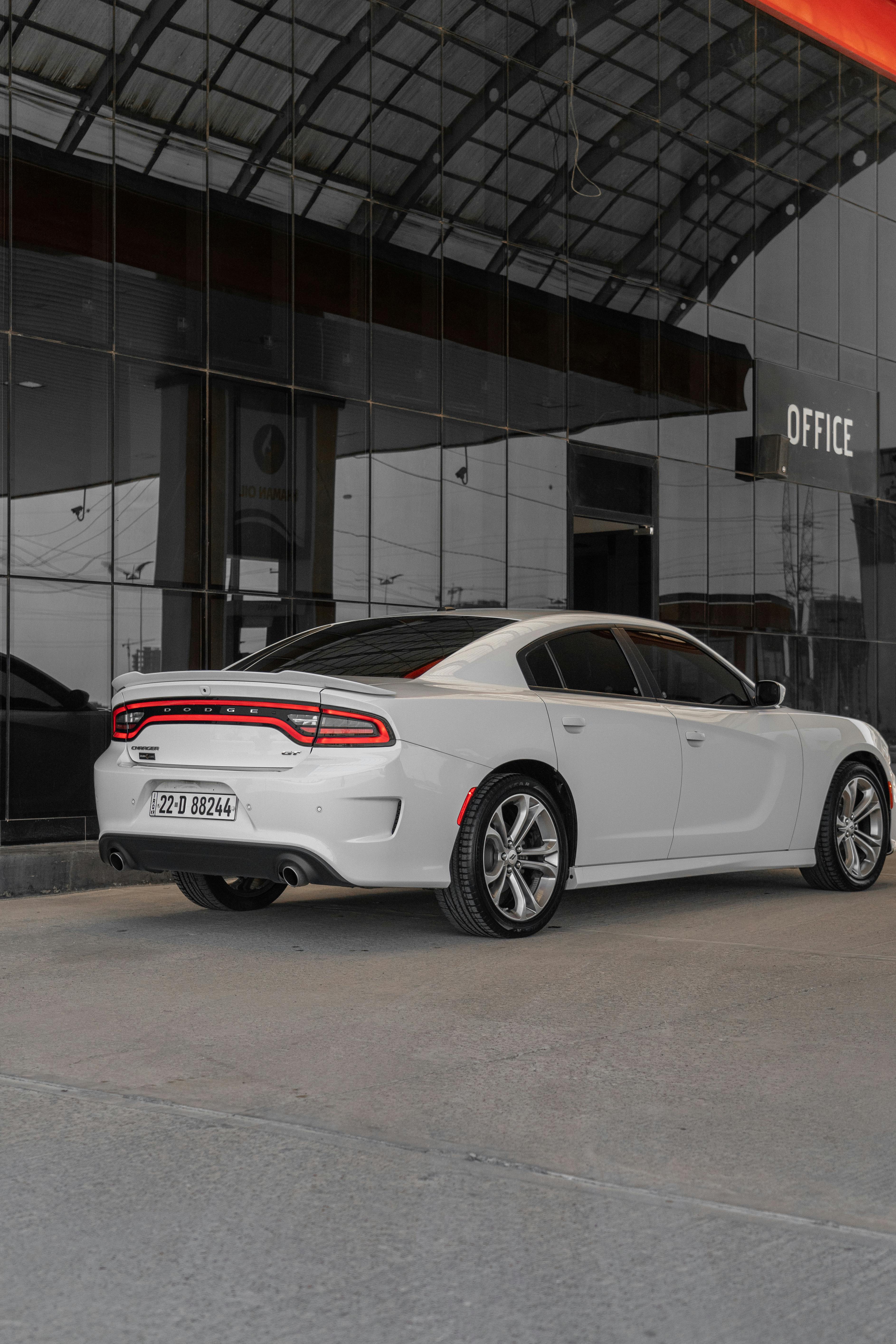 El Elegante Dodge Charger Blanco En Un Entorno Urbano · Foto de stock ...