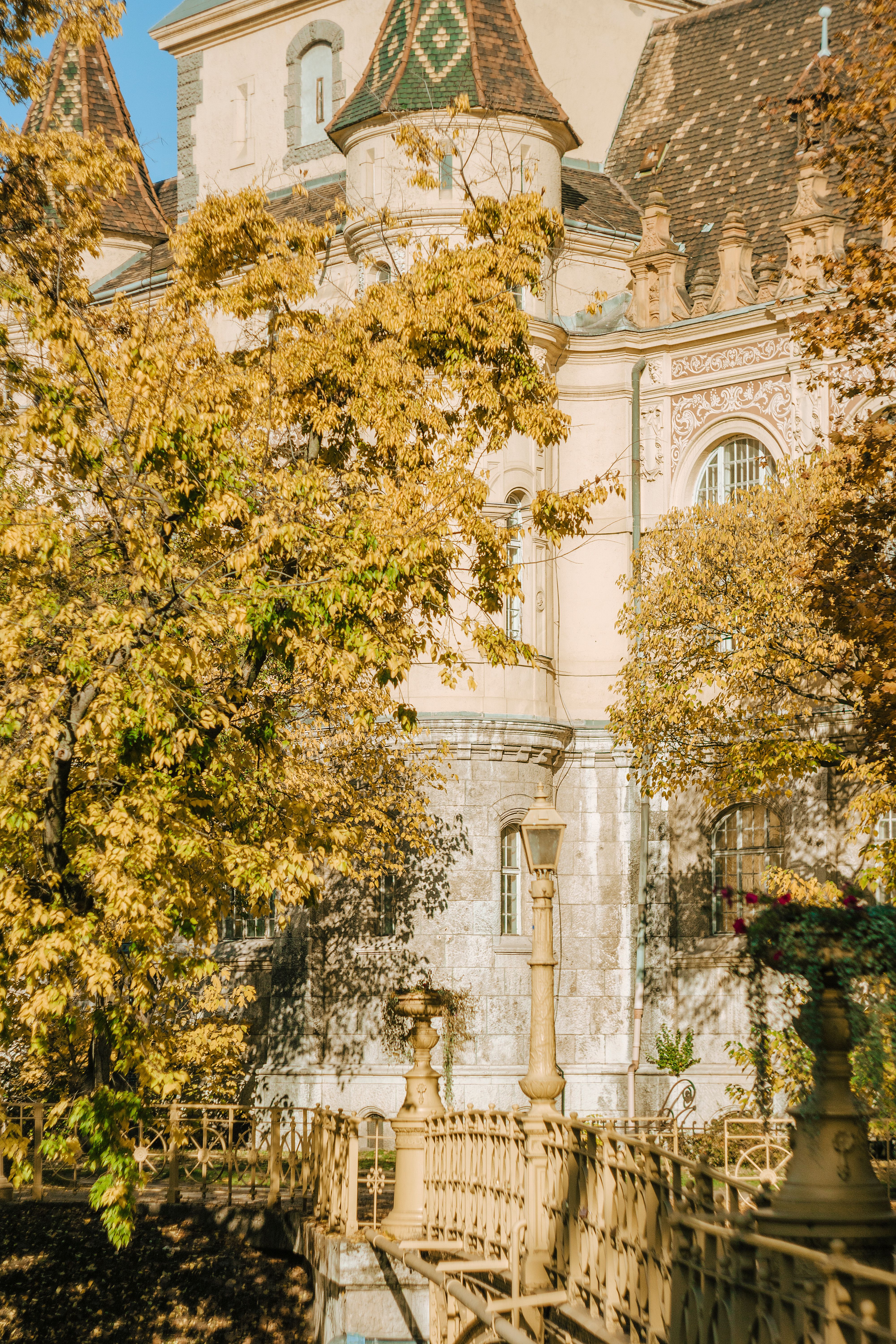 Beautiful Autumn Scene at Historic Castle · Free Stock Photo