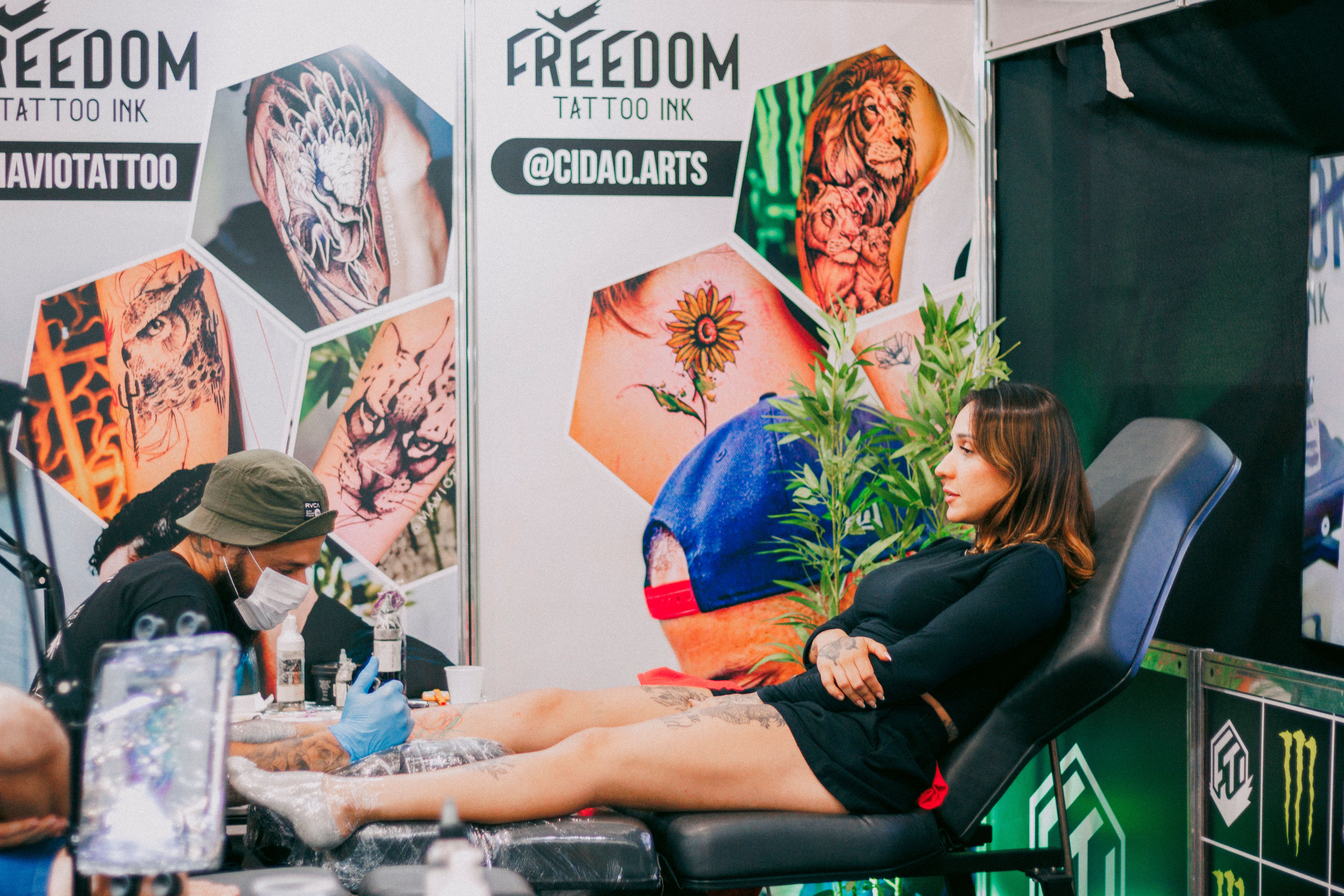 Professional Tattoo Artist in Action at Studio · Free Stock Photo