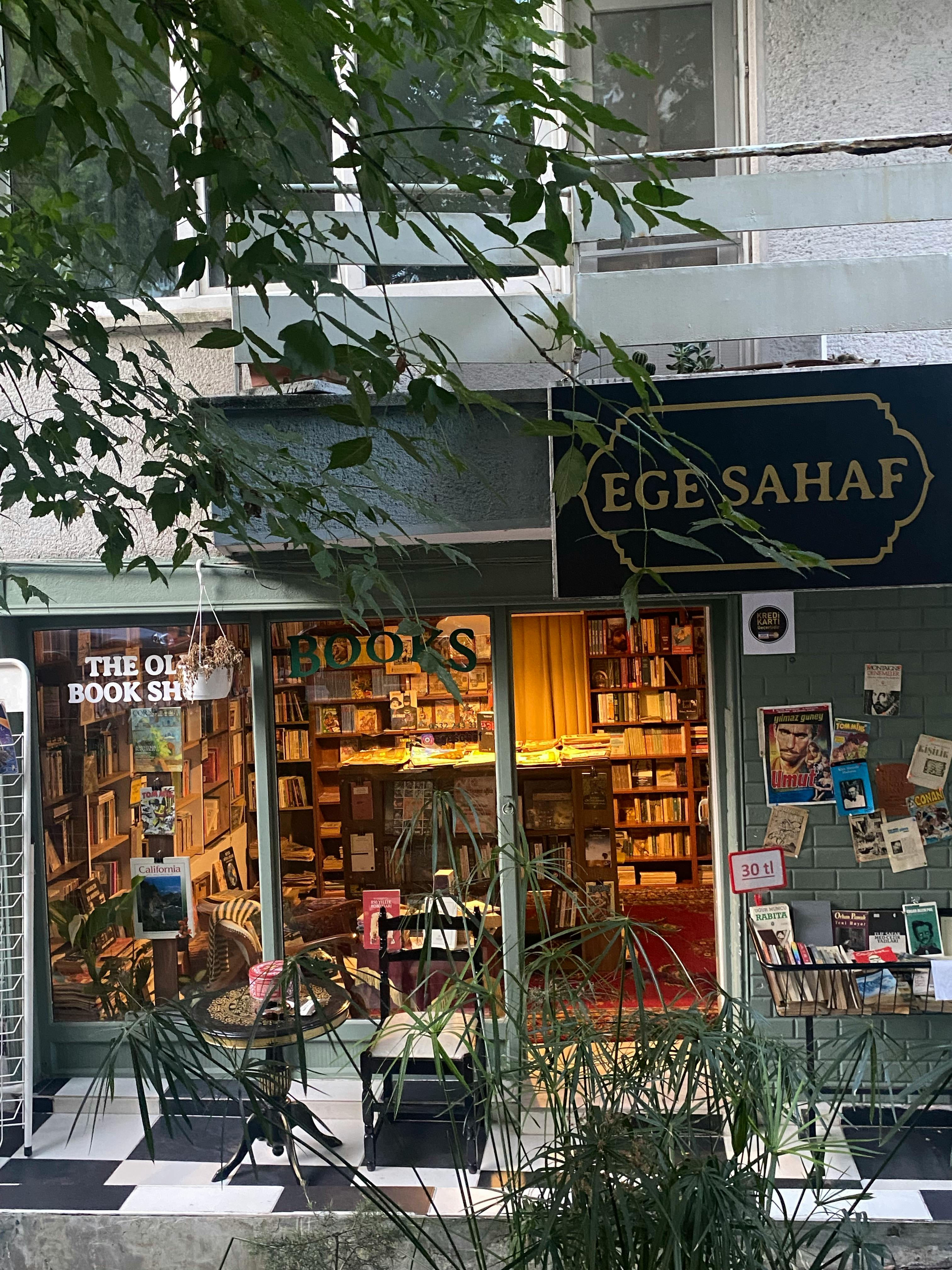 Charming Old Bookstore with Vintage Decor · Free Stock Photo