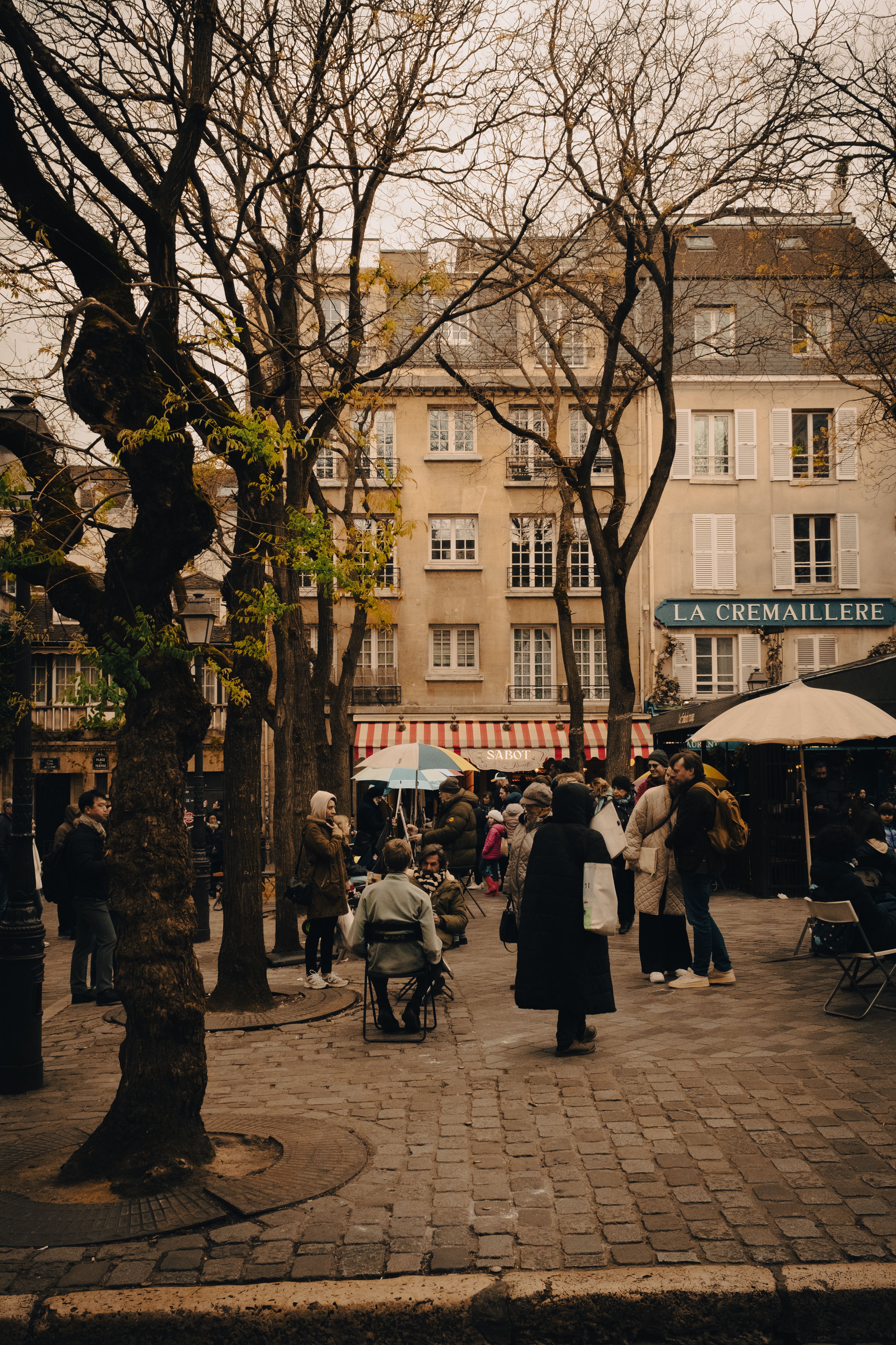 Charming Parisian Street Scene with Café · Free Stock Photo