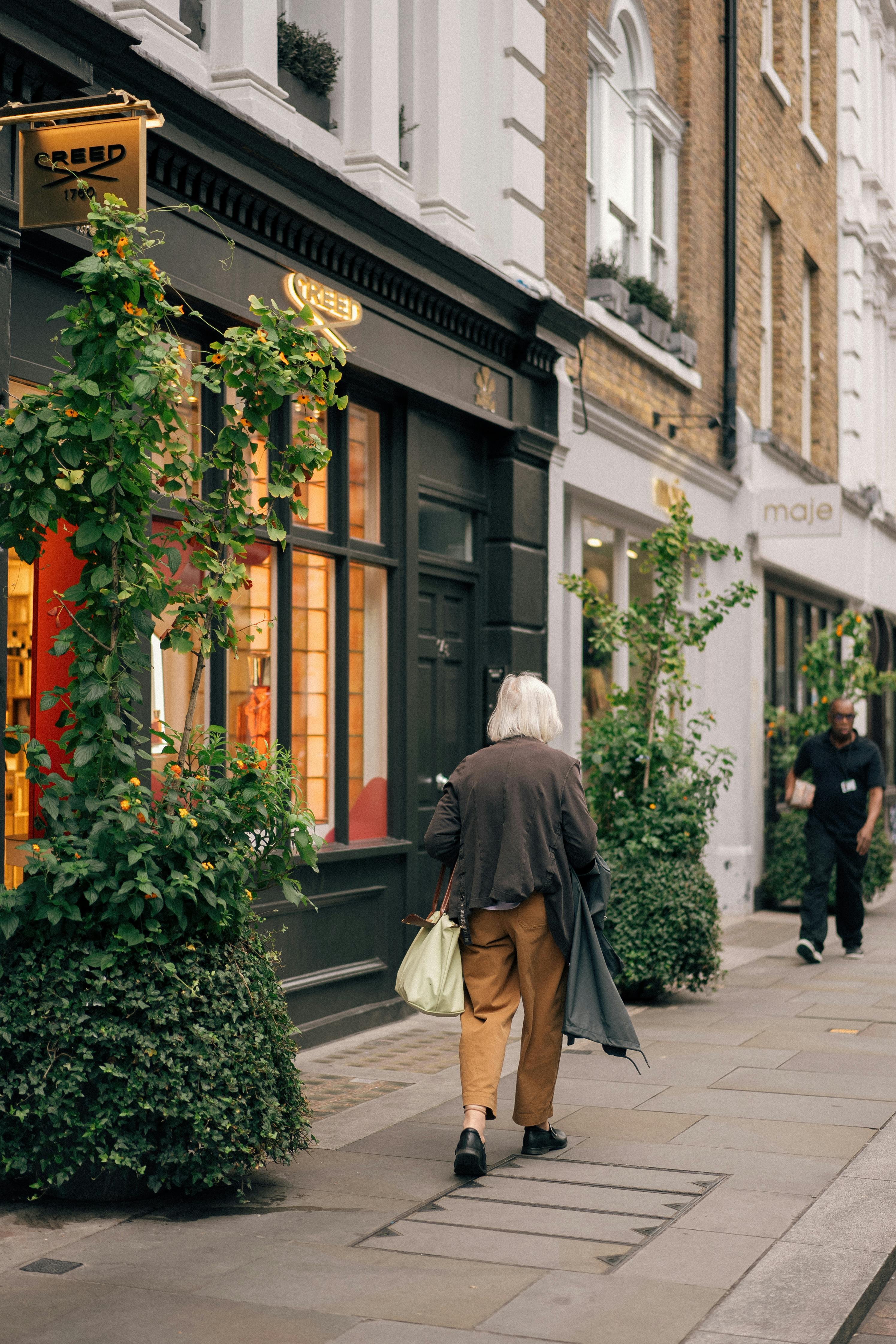 Charming London Street with Shoppers · Free Stock Photo
