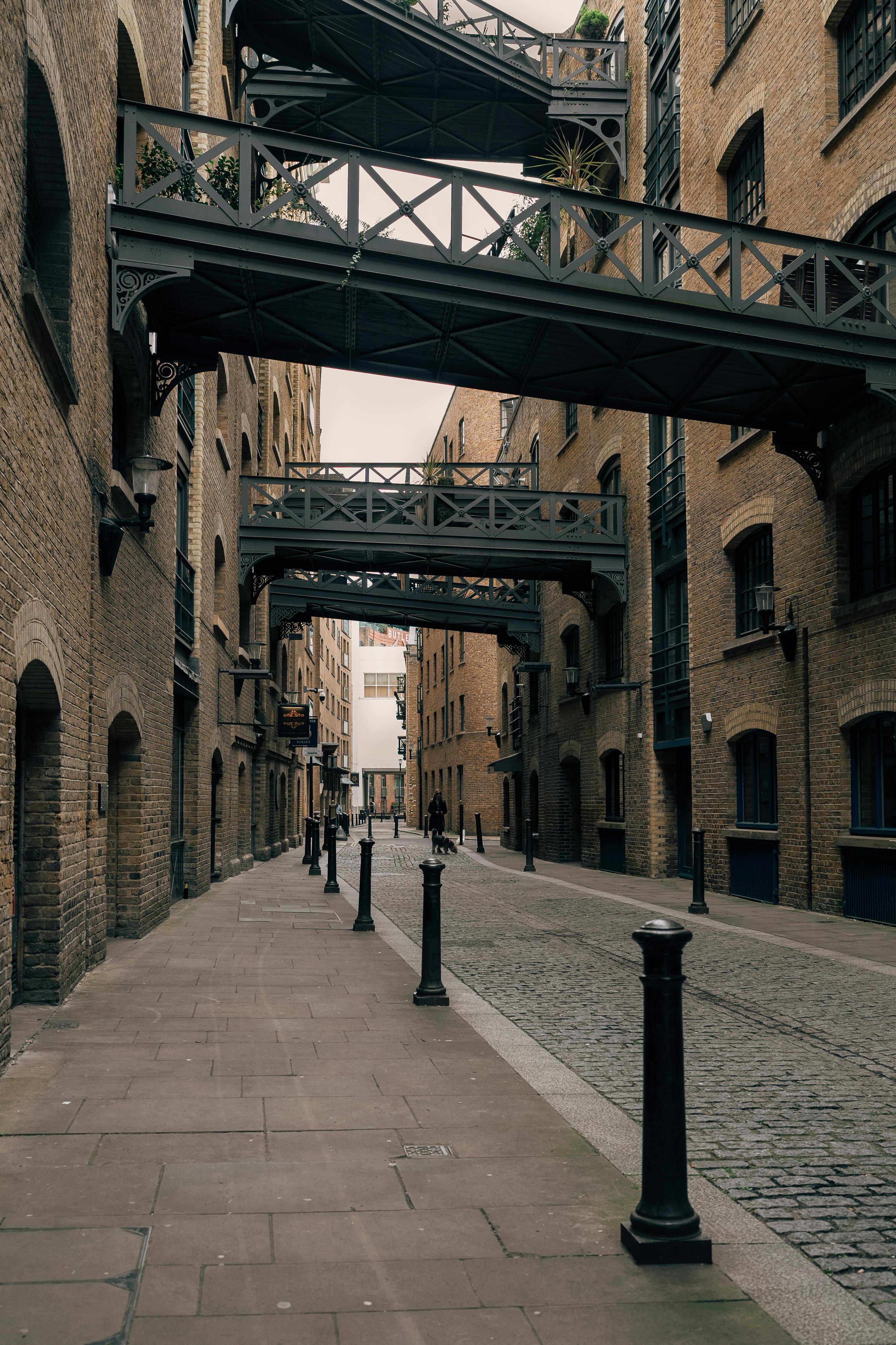 Industrial Alleyway with Overhead Walkways in London · Free Stock Photo