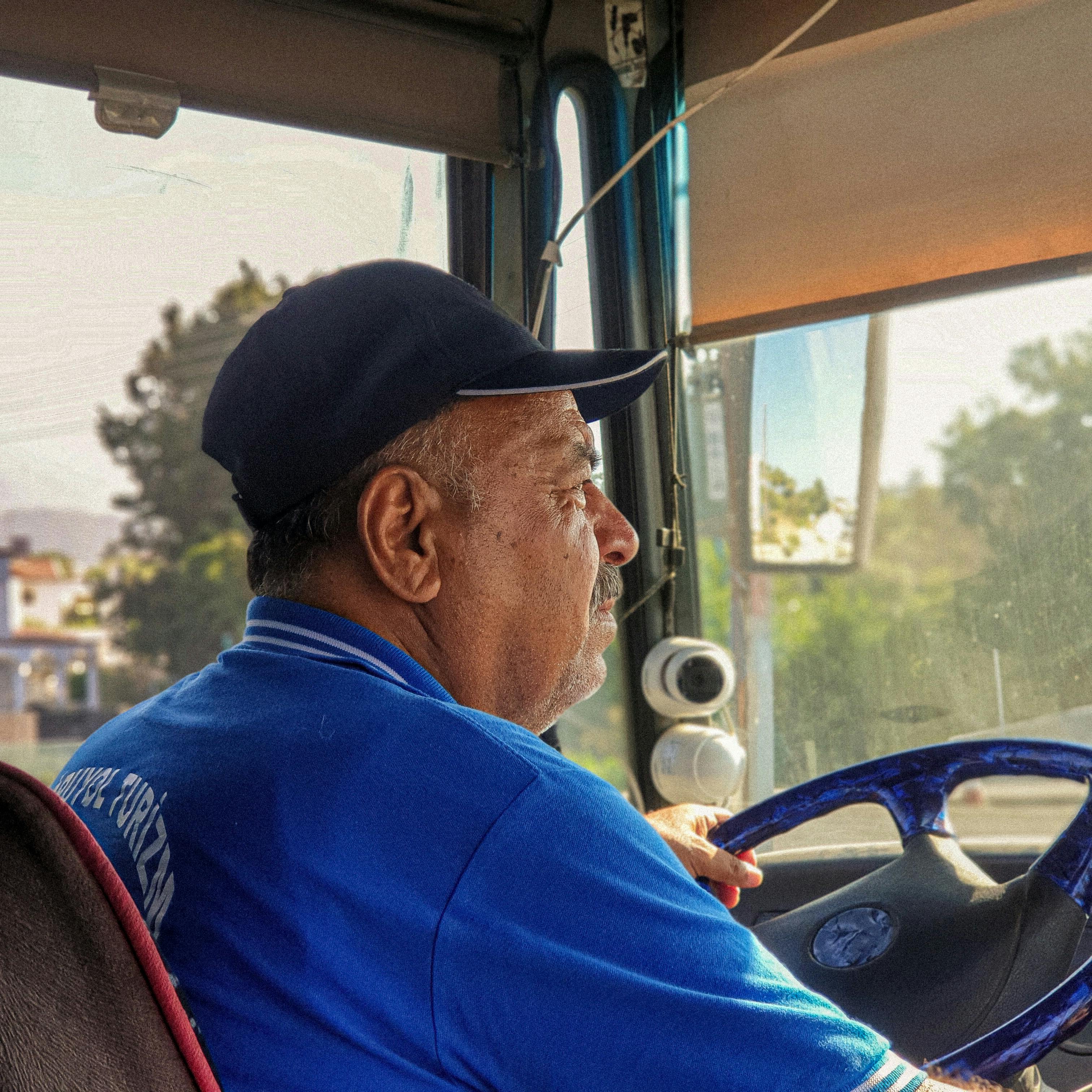 Conductor De Autobús Con Experiencia En Entornos Urbanos · Foto de ...