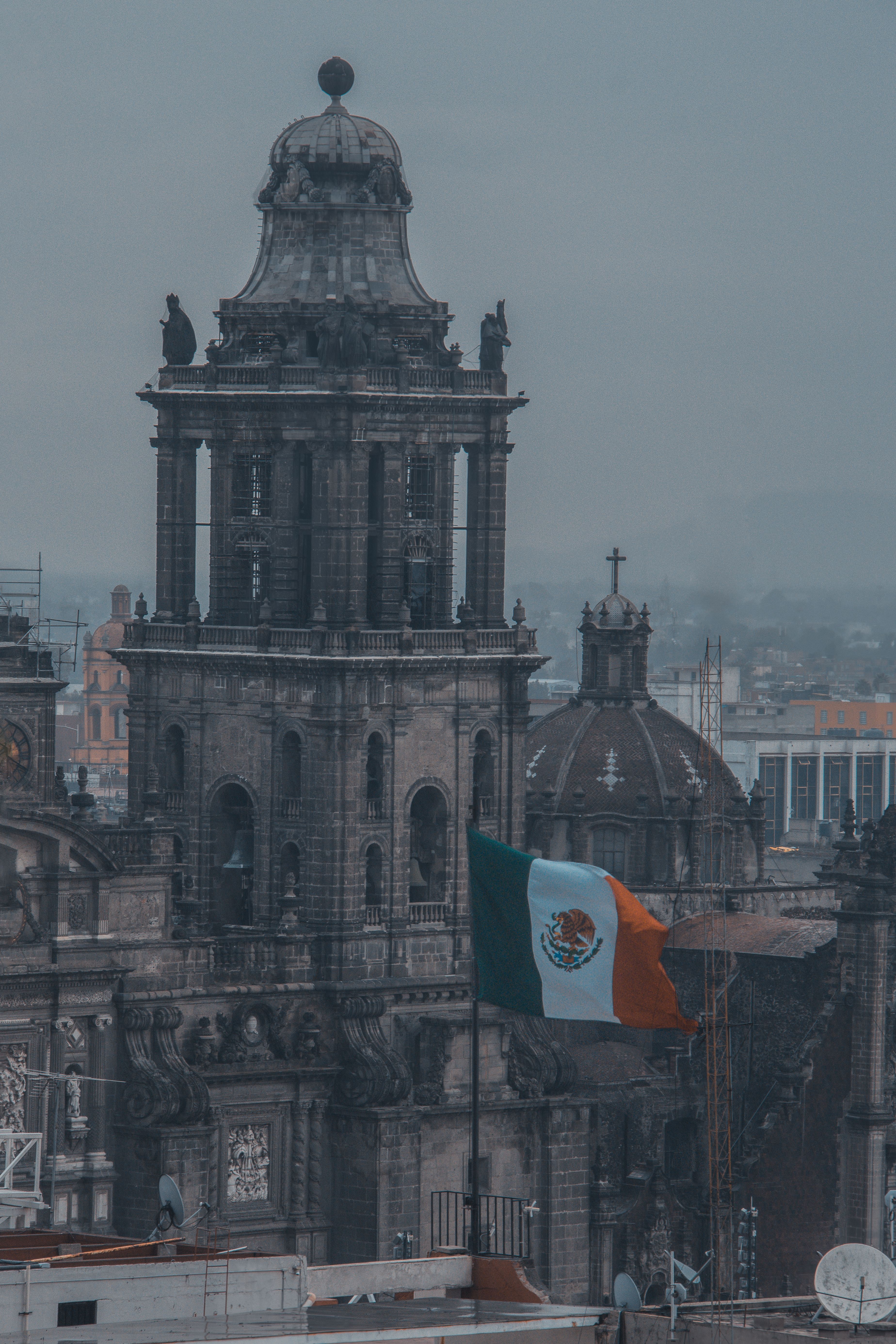 Catedral Histórica De La Ciudad De México Con Bandera Mexicana · Foto ...