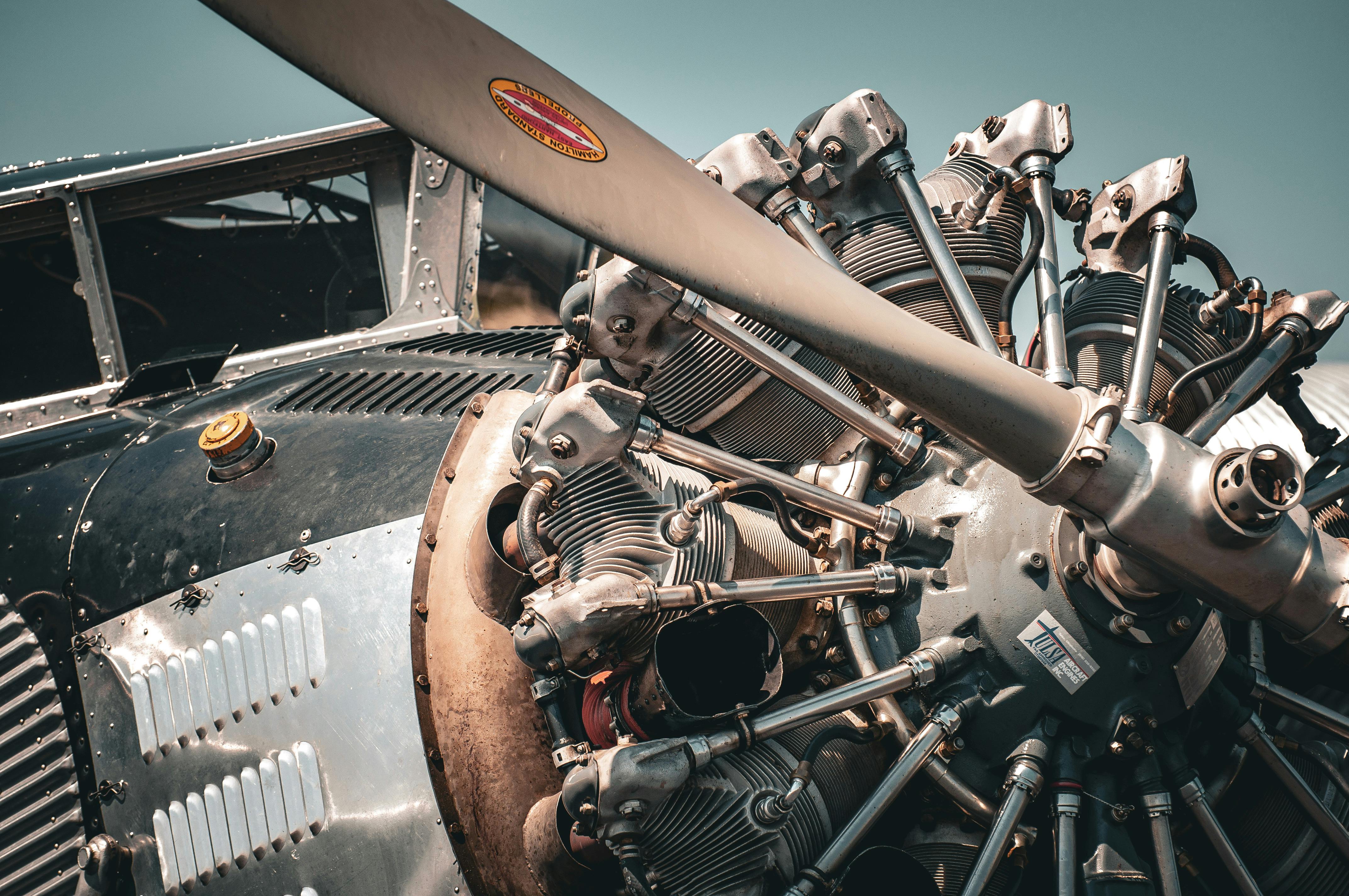Close-up of Vintage Aircraft Engine and Propeller · Free Stock Photo