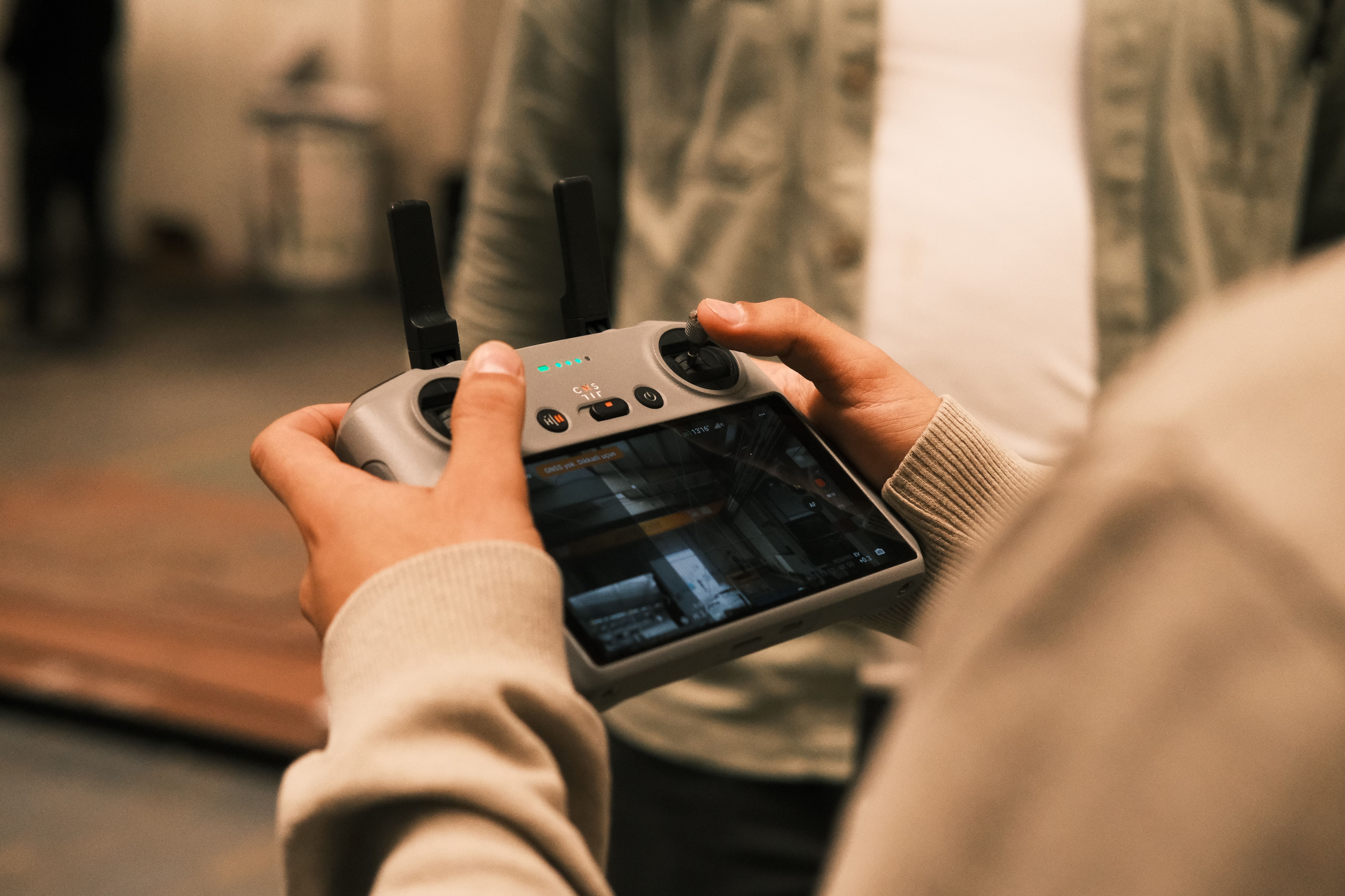 Hombre Controlando Un Dron Con Un Control Remoto · Foto de stock gratuita
