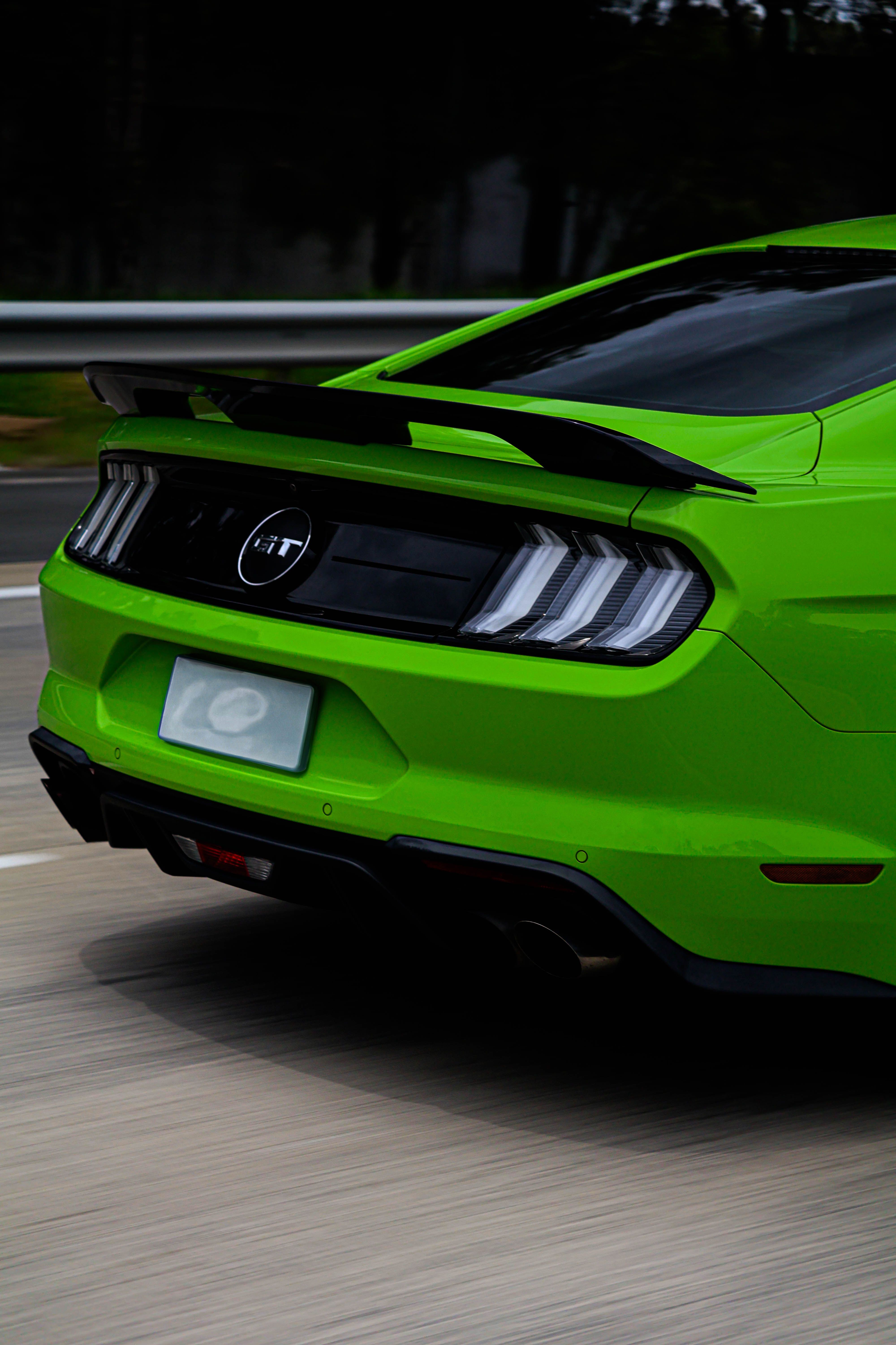 Ford Mustang Verde Vibrante En Carretera Abierta · Foto de stock gratuita