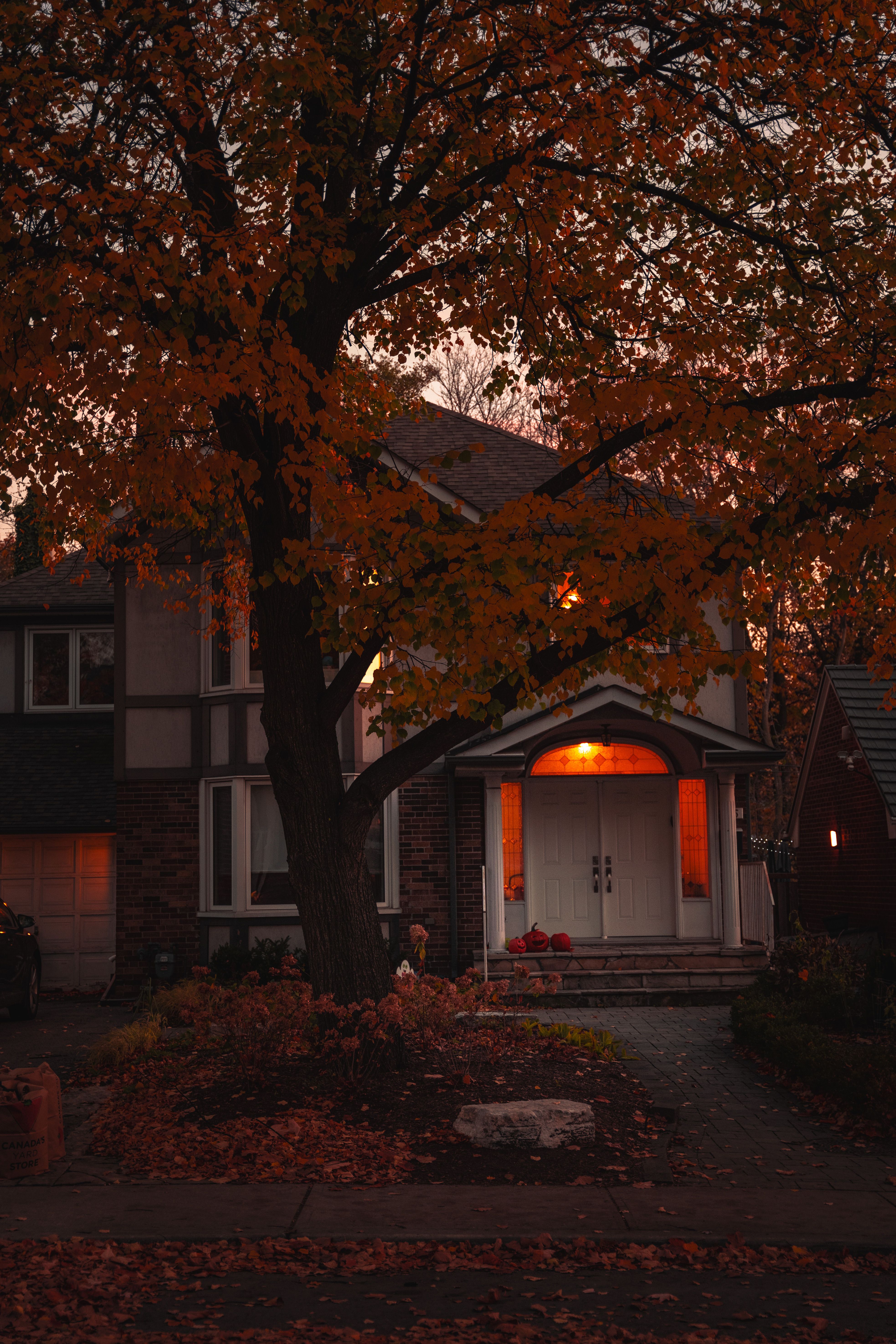 Charming Suburban House in Autumn Dusk · Free Stock Photo