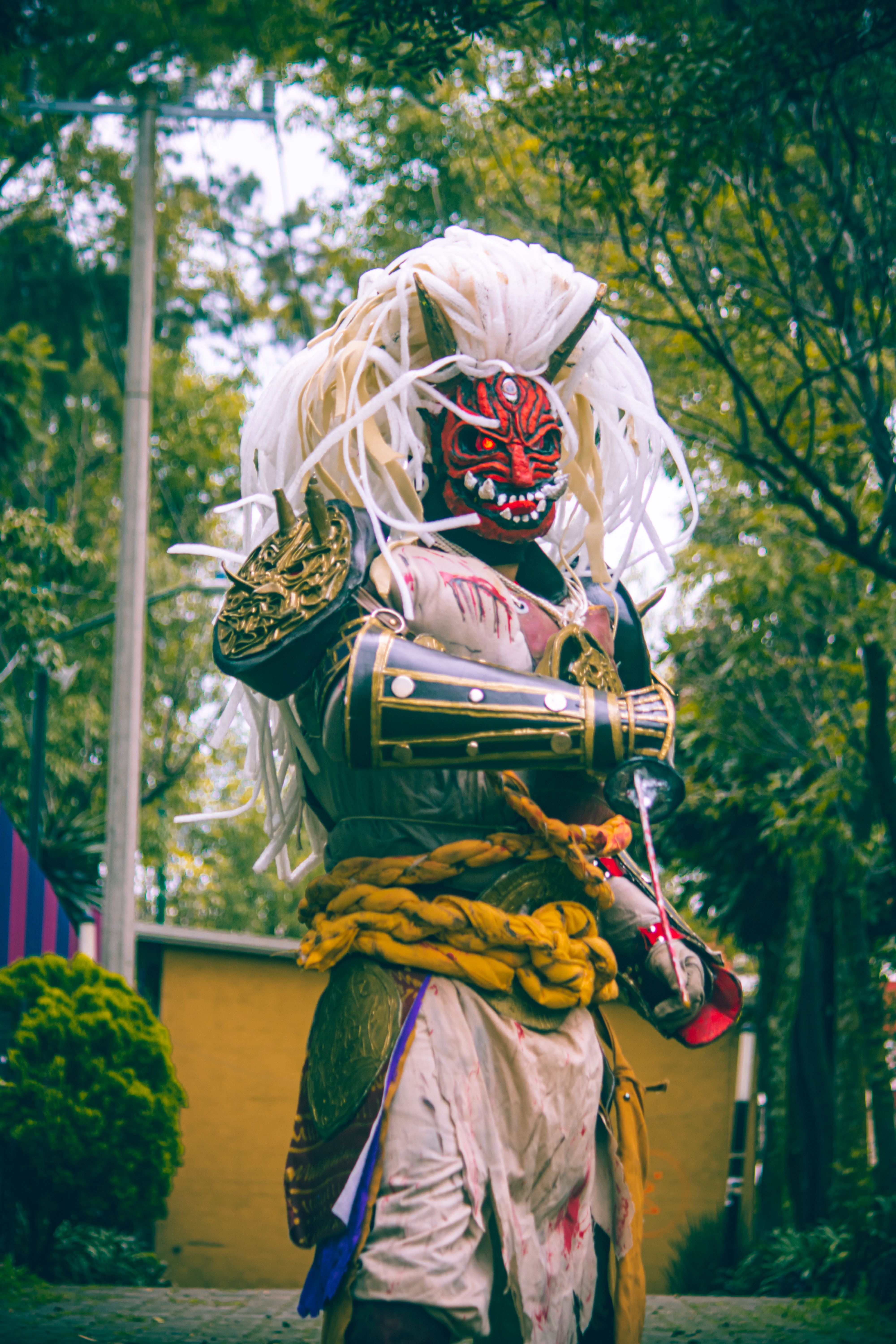 Cosplay De Demônio Samurai Em Ambiente Externo · Foto profissional gratuita