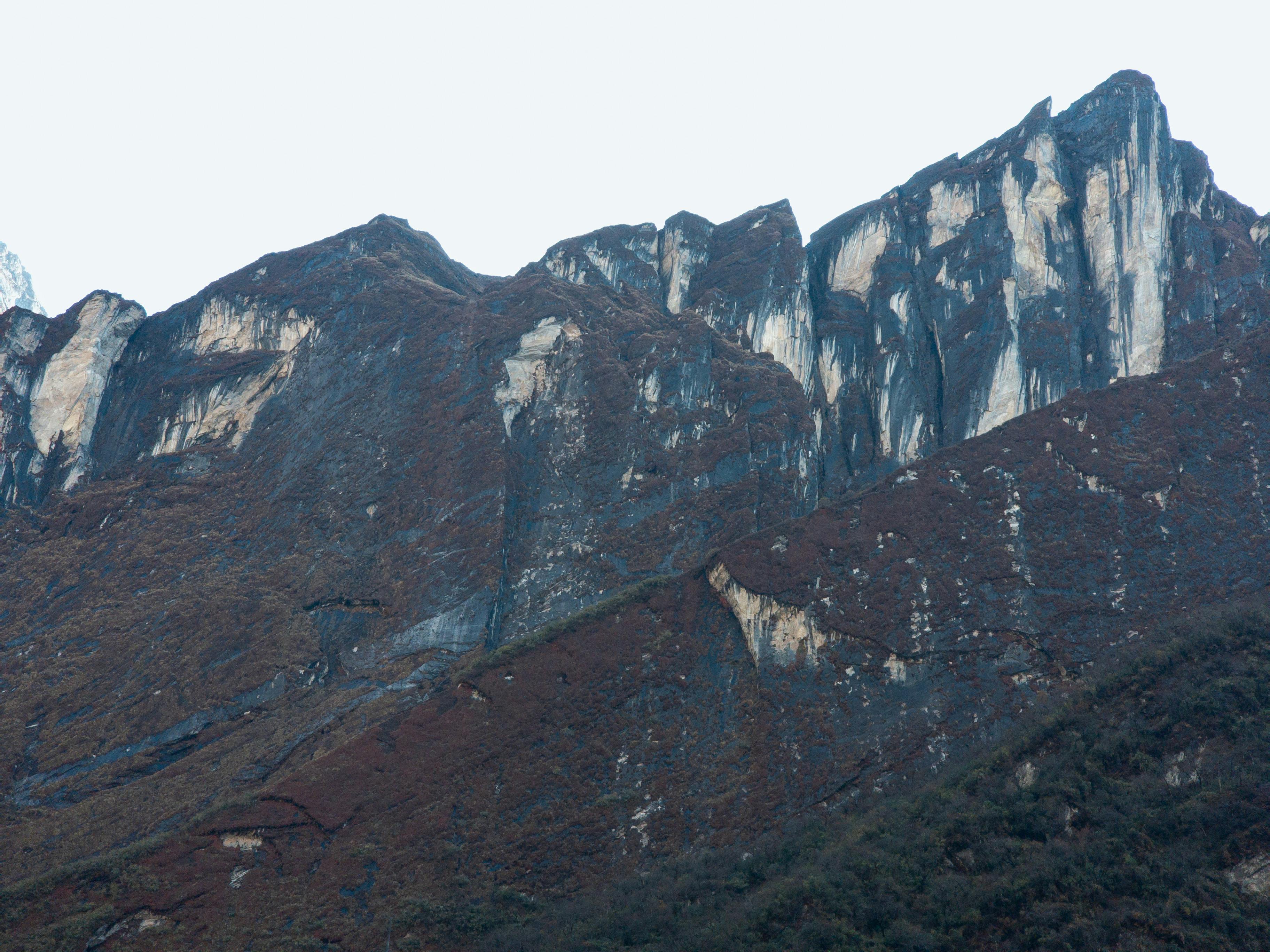 Formações Rochosas Dramáticas Em Paisagens Montanhosas Majestosas ...