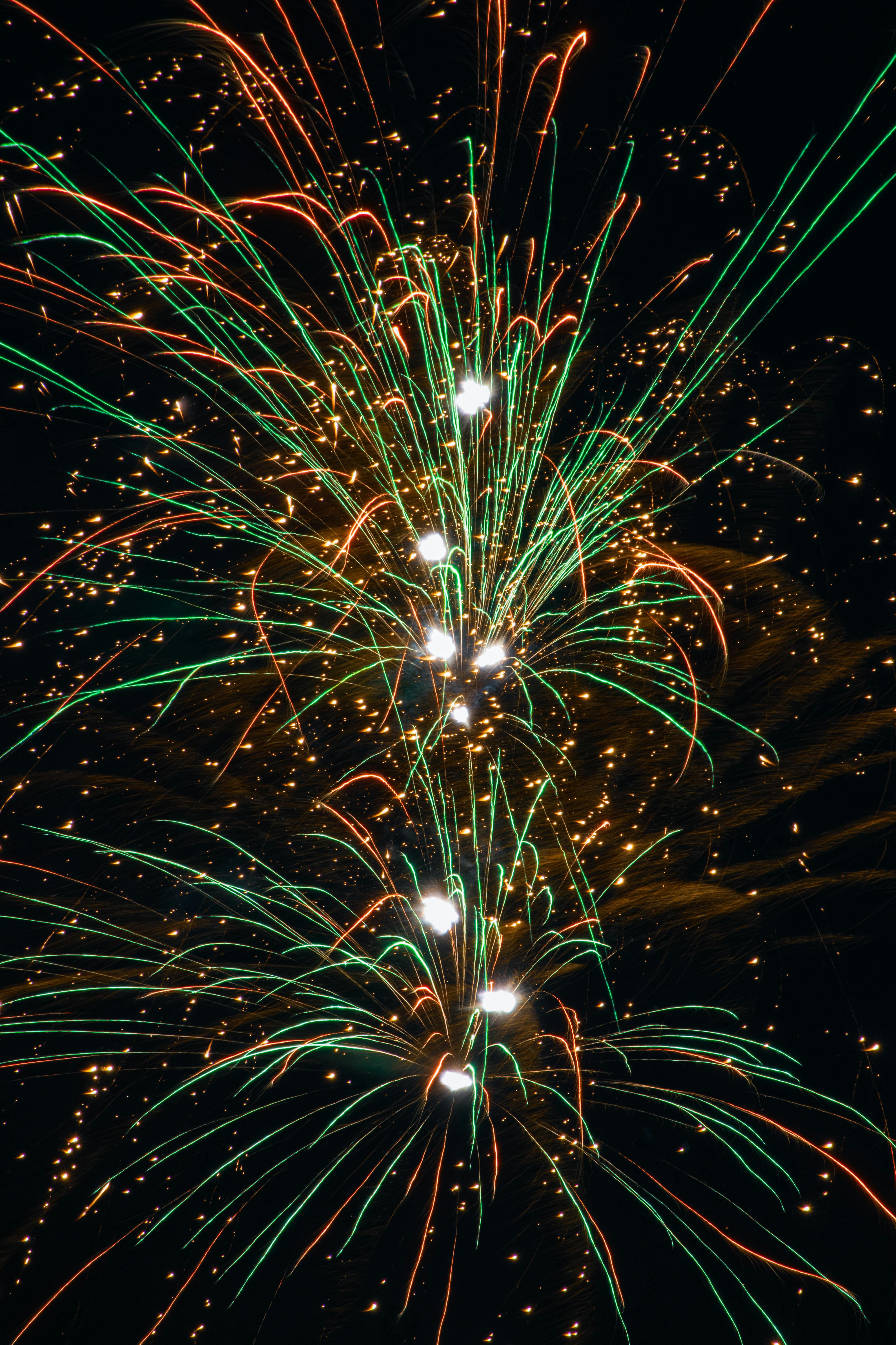 Fuegos Artificiales Vibrantes Contra Un Cielo Nocturno · Foto de stock ...