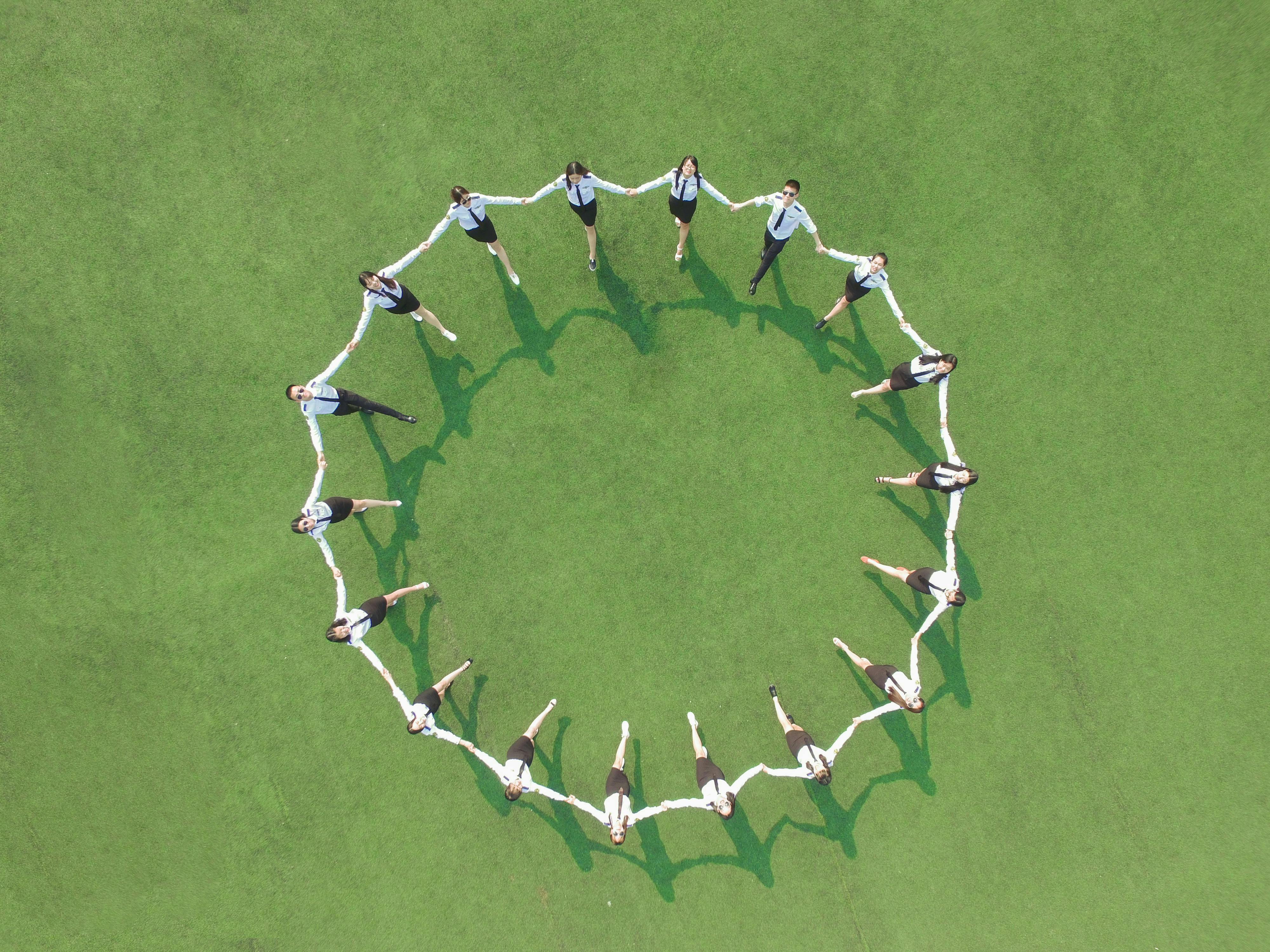 Vista Aérea De Un Grupo Formando Un Círculo En Un Campo Verde · Foto de ...