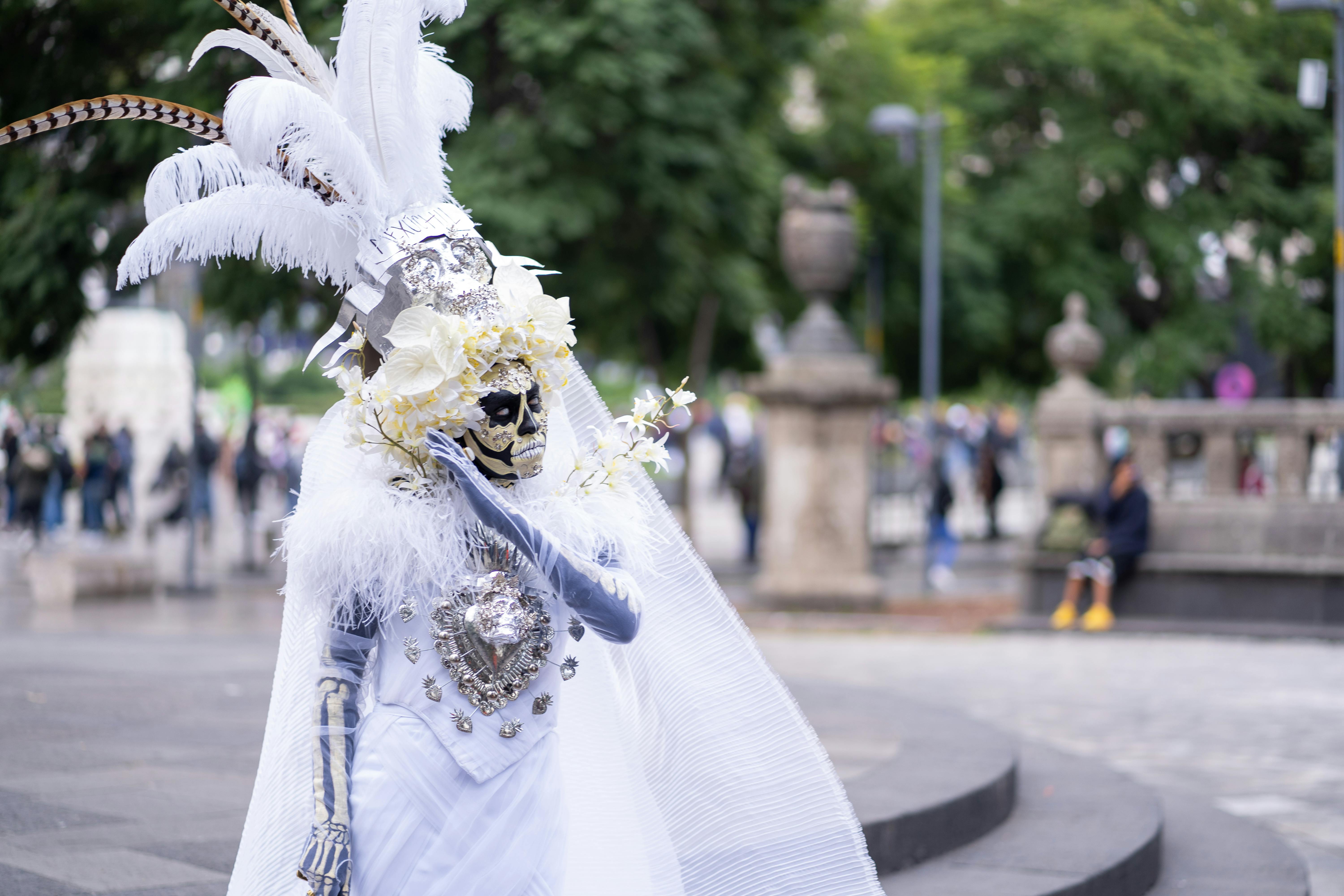Elegante Disfraz De Catrina En El Parque De La Ciudad De México · Foto de stock gratuita