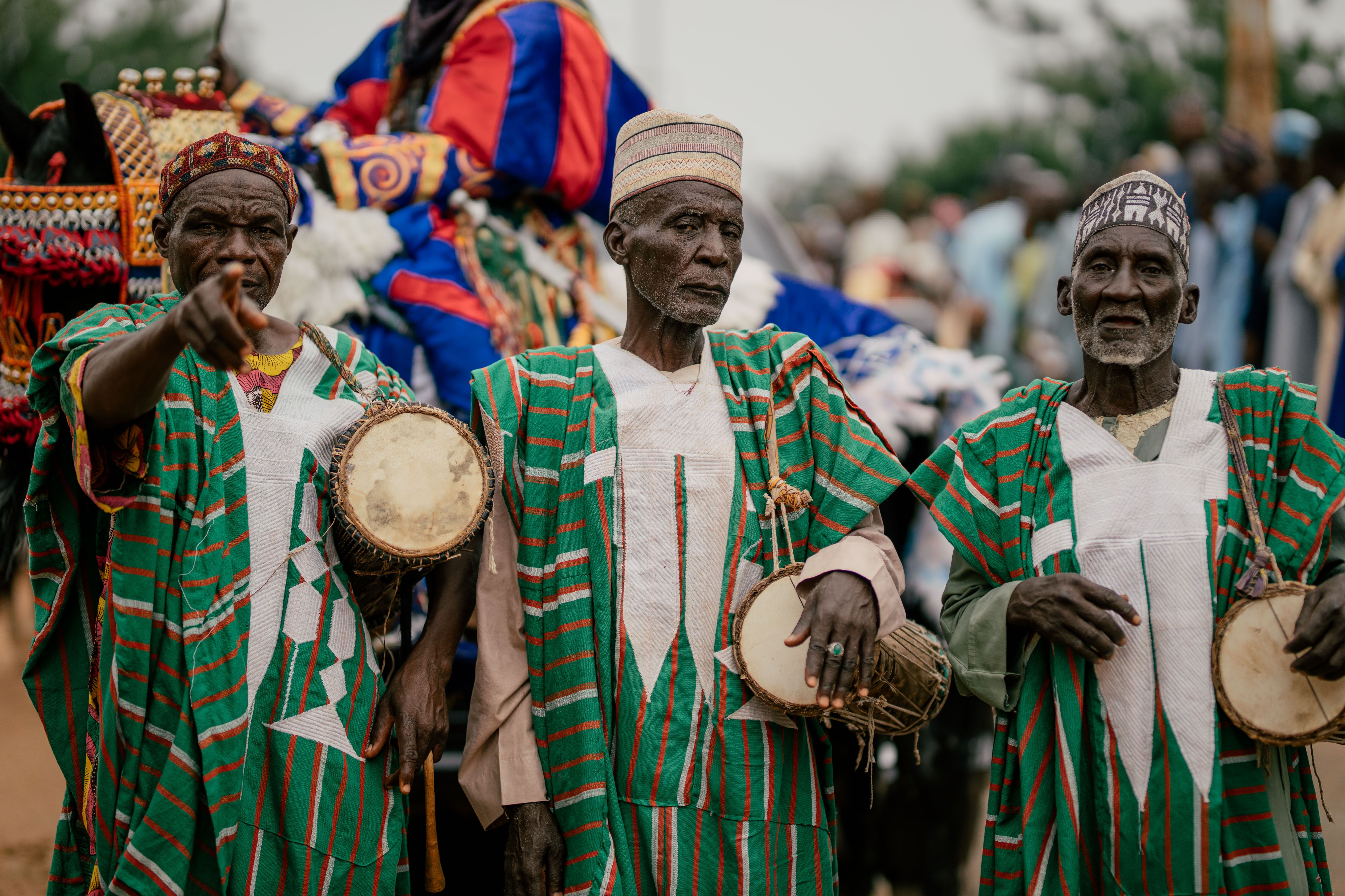 Tamborileros Africanos Tradicionales Con Atuendos Coloridos · Foto de ...