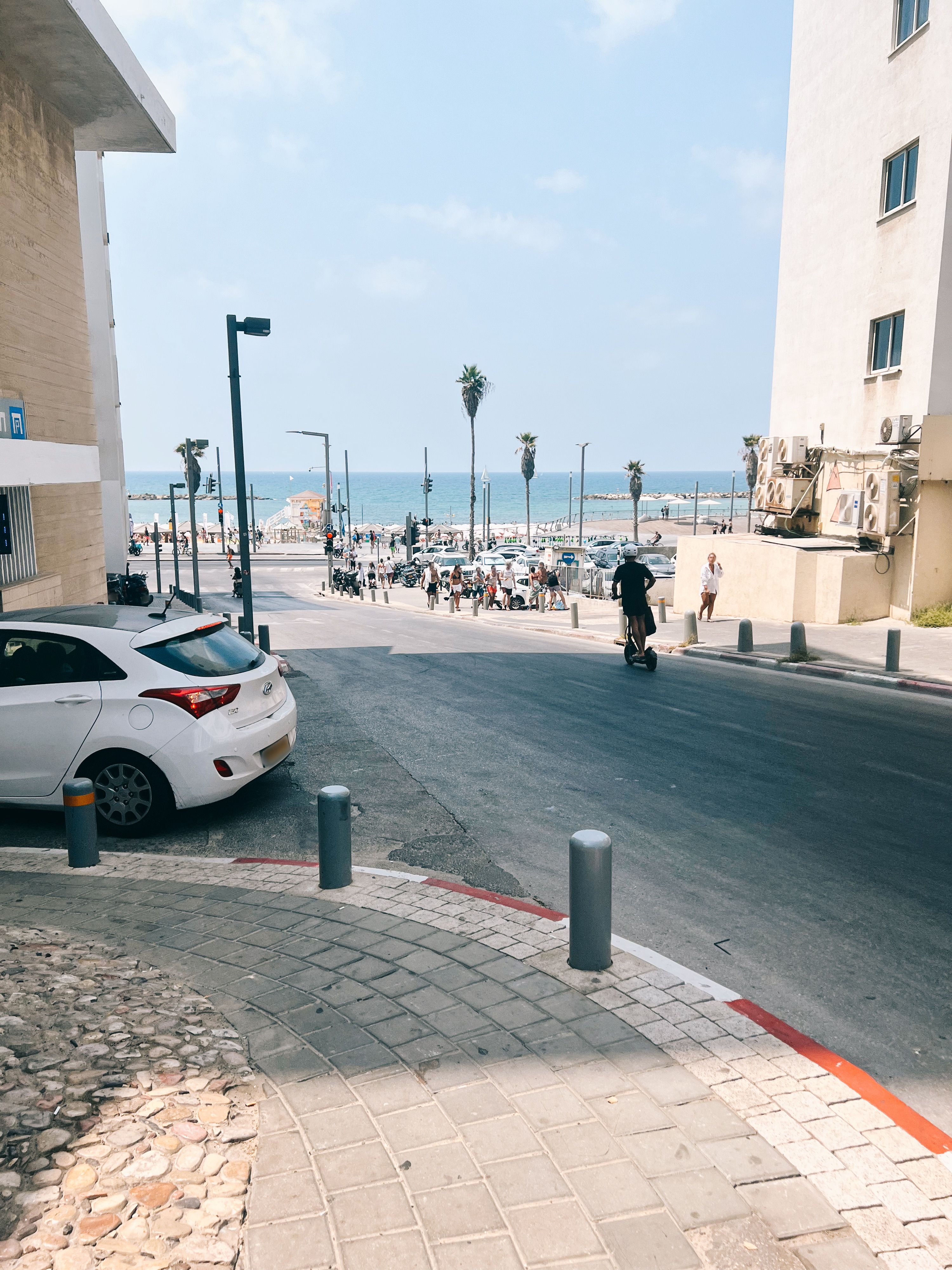 Beachfront Street View in Tel Aviv-Yafo · Free Stock Photo