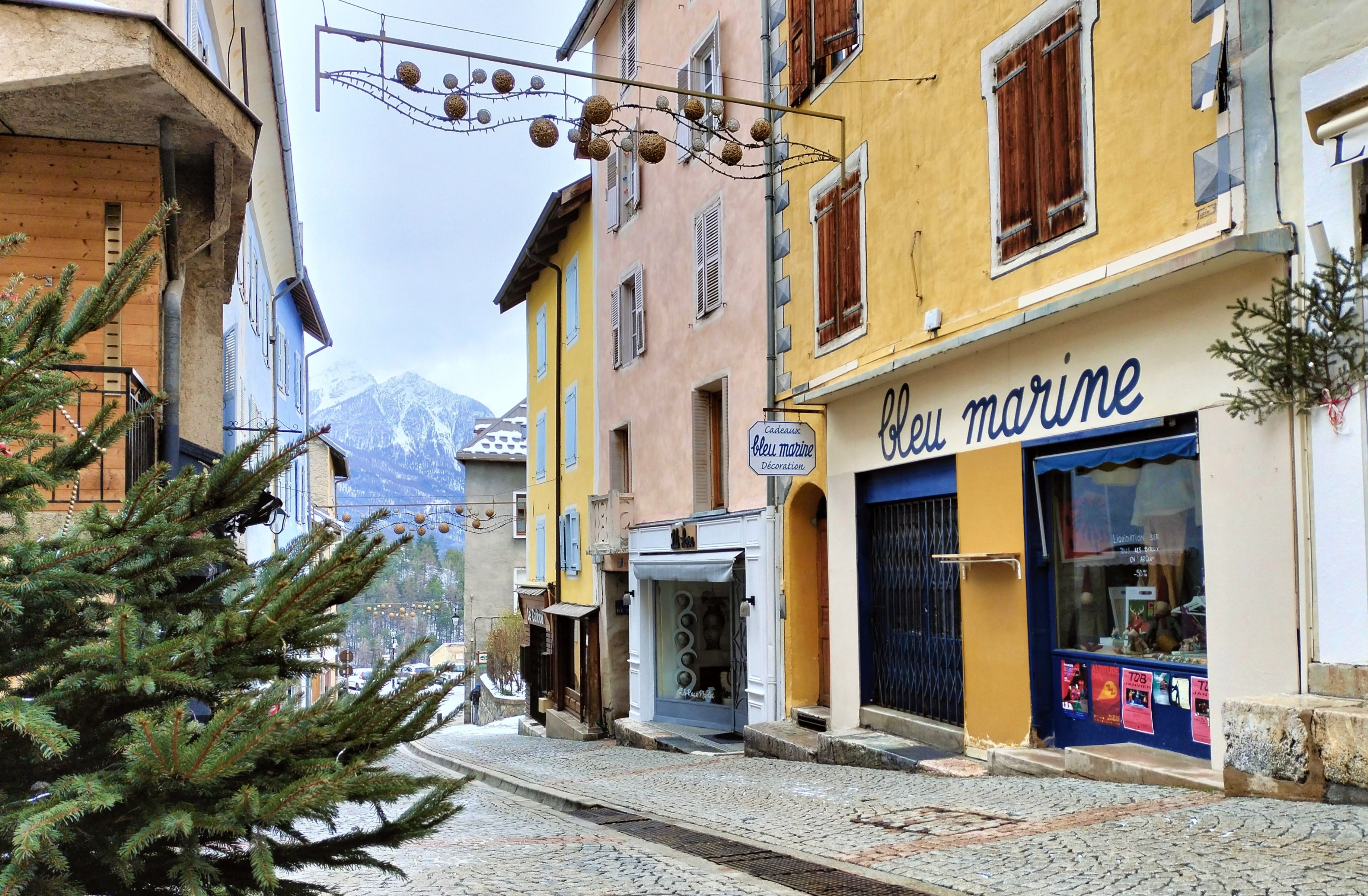 Charming Street in Briançon with Alpine View · Free Stock Photo
