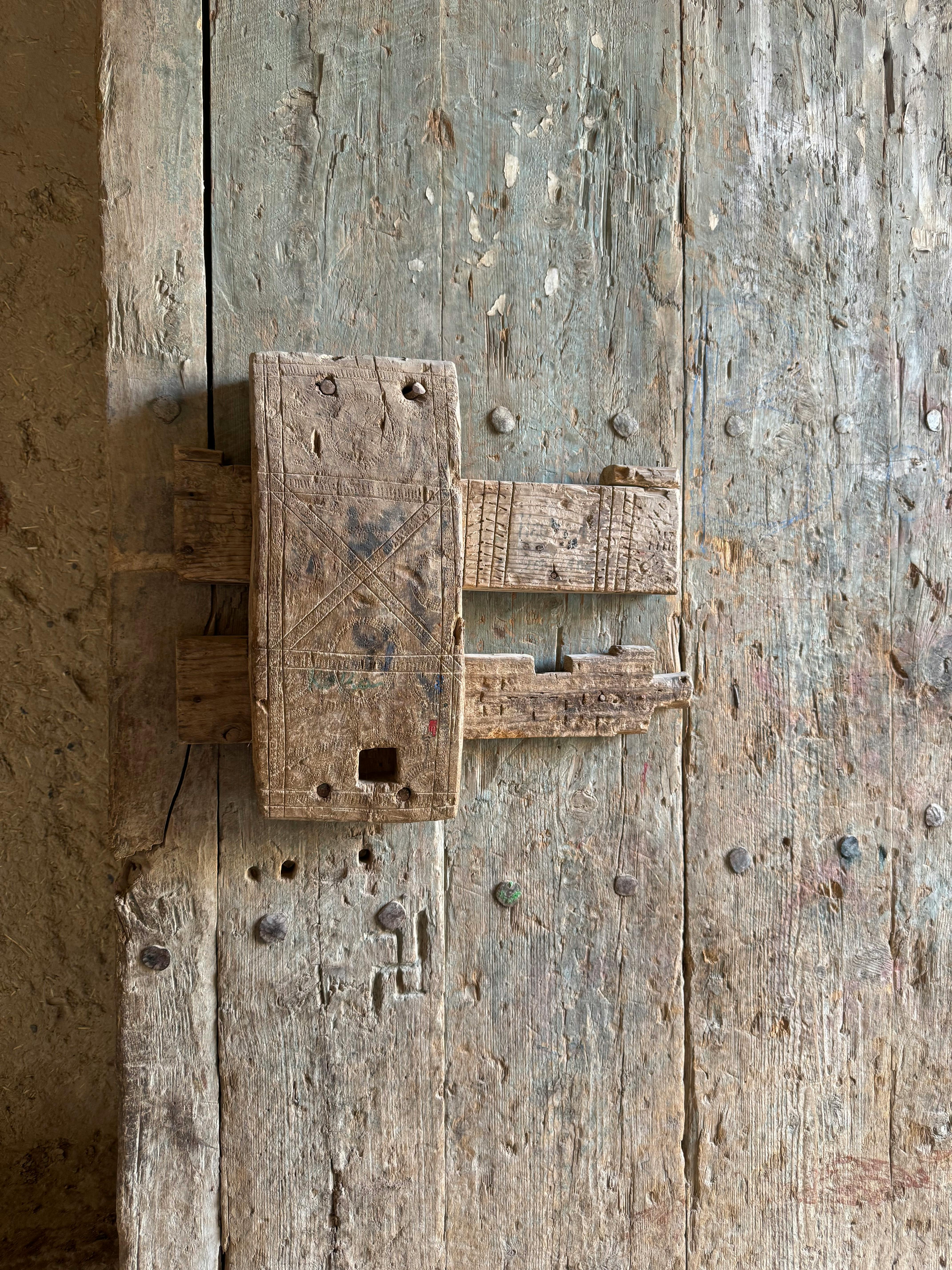 Historic Wooden Door Lock in Traditional Architecture · Free Stock Photo