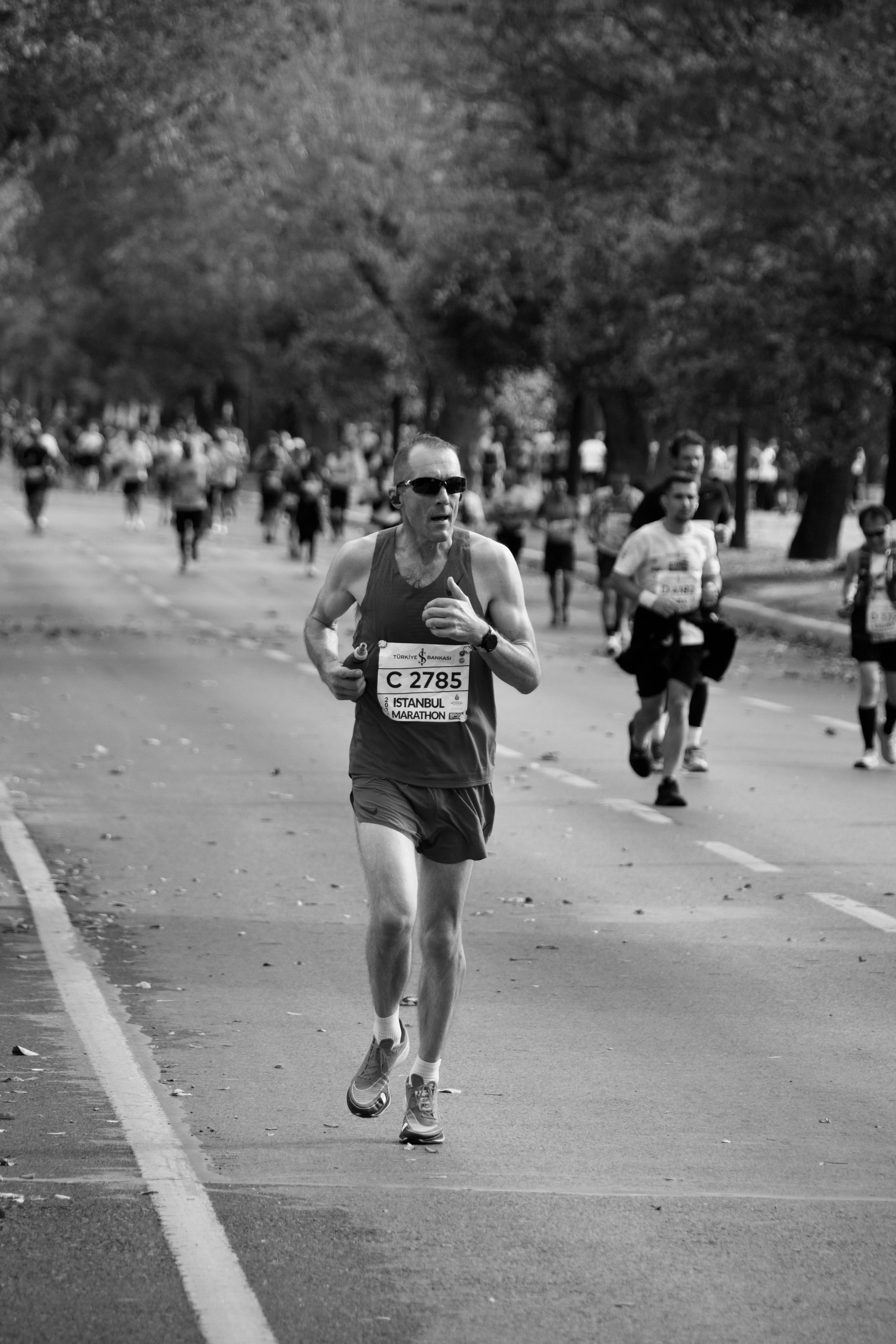 Pelari Maraton Monokrom Di Taman Kota · Foto Stok Gratis