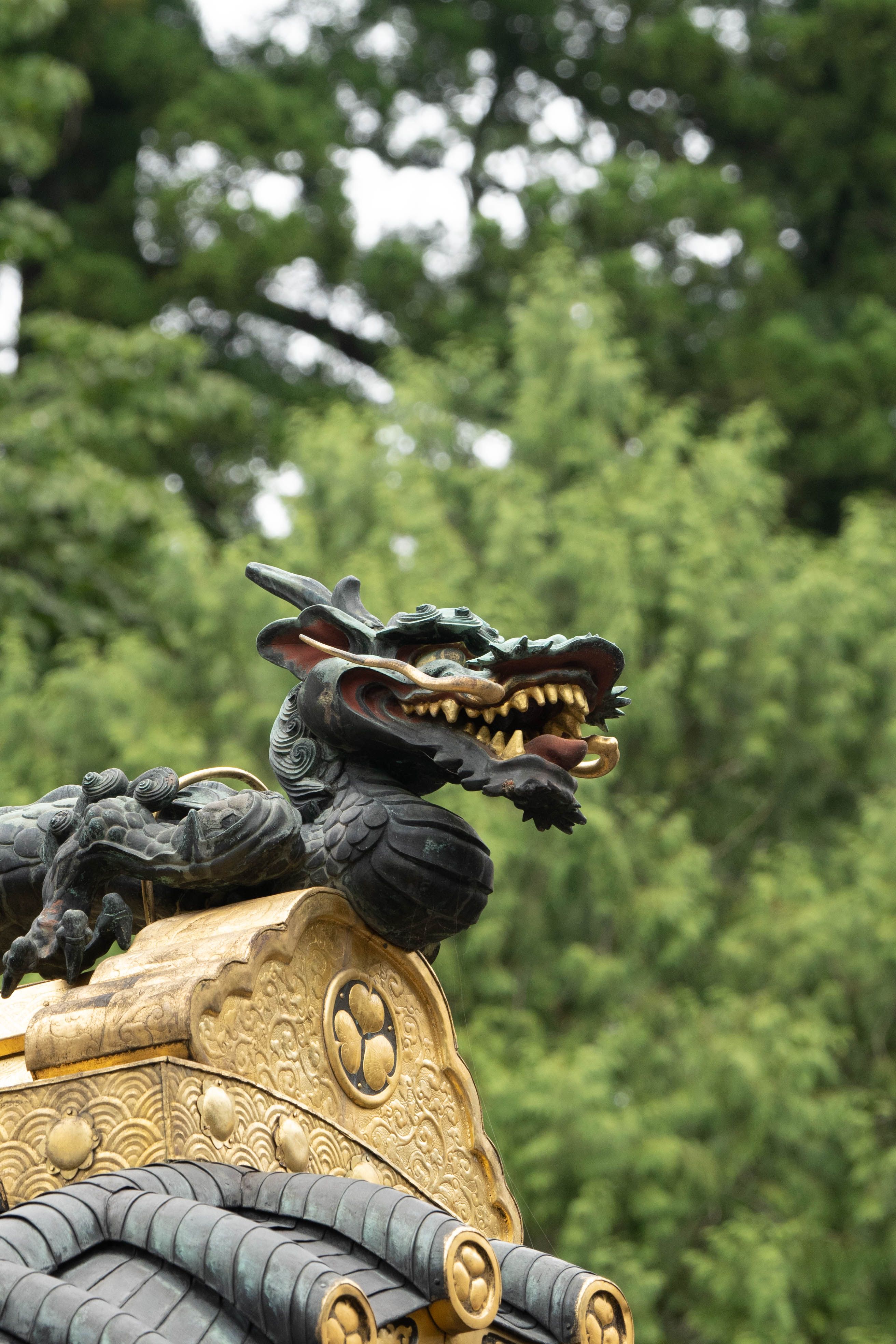 Ornate Dragon Sculpture atop Traditional Roof · Free Stock Photo