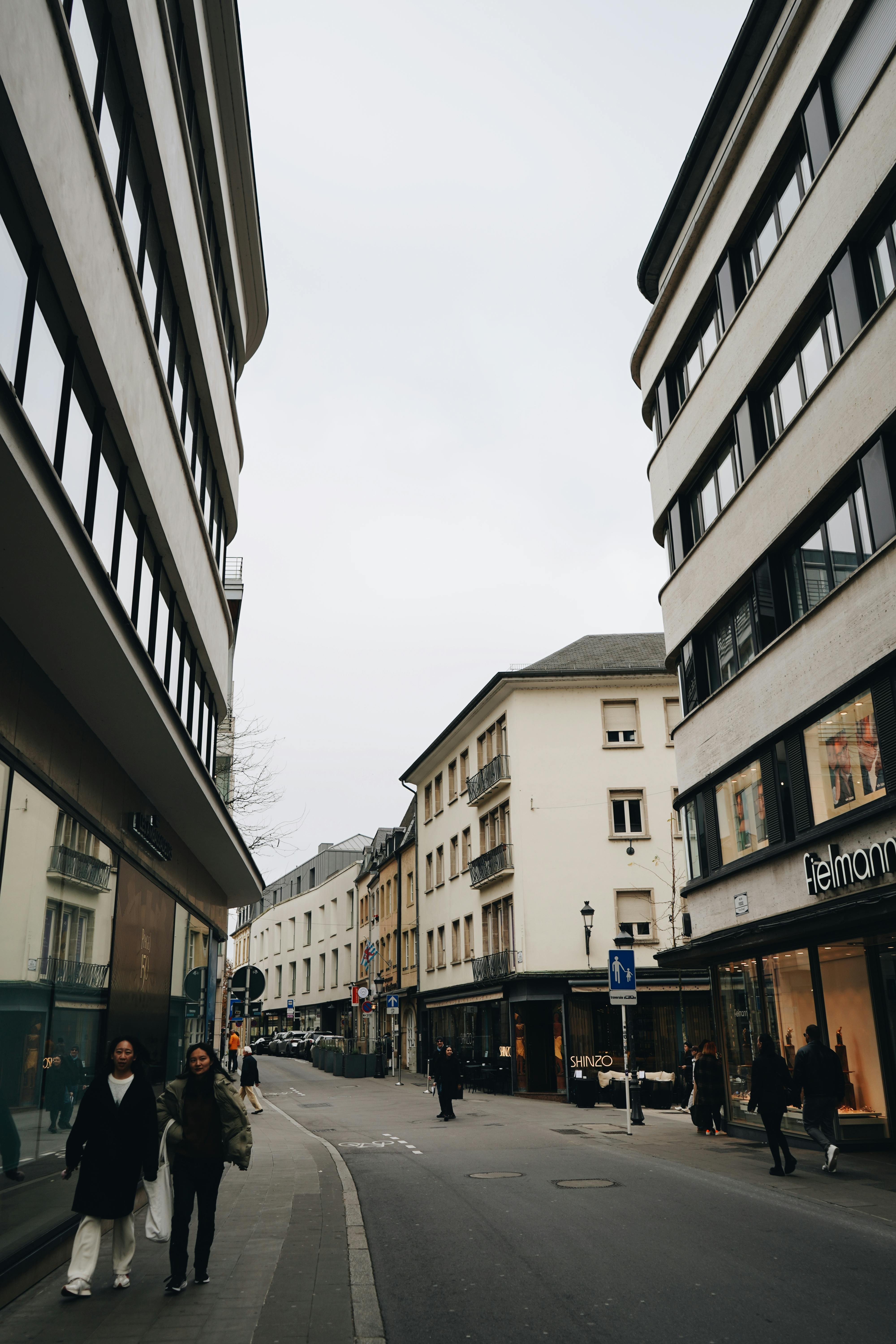 Modern Urban Street Scene with Pedestrians · Free Stock Photo