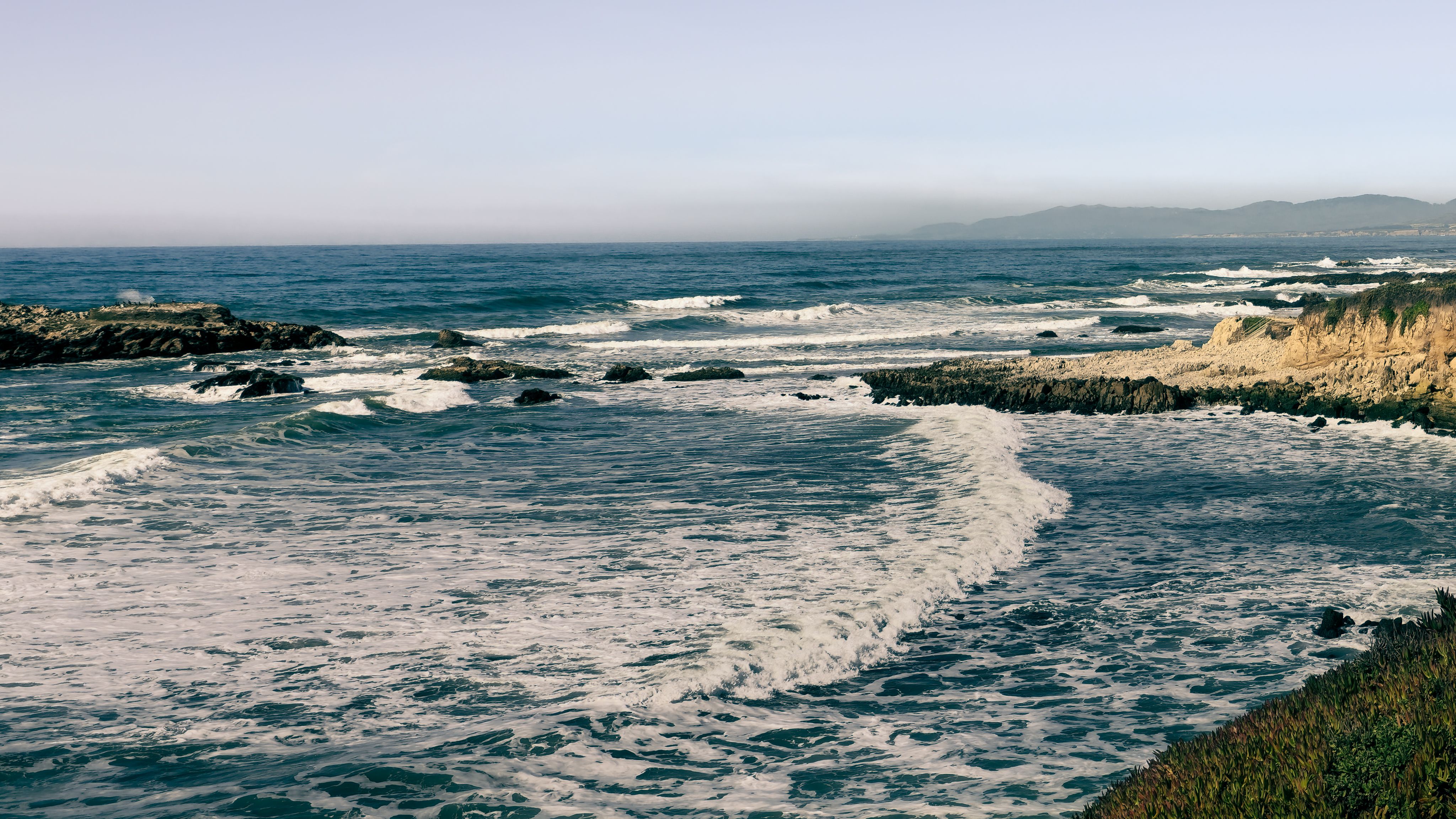 Garis Pantai Berbatu Yang Indah Dengan Ombak Yang Menerjang · Foto Stok ...