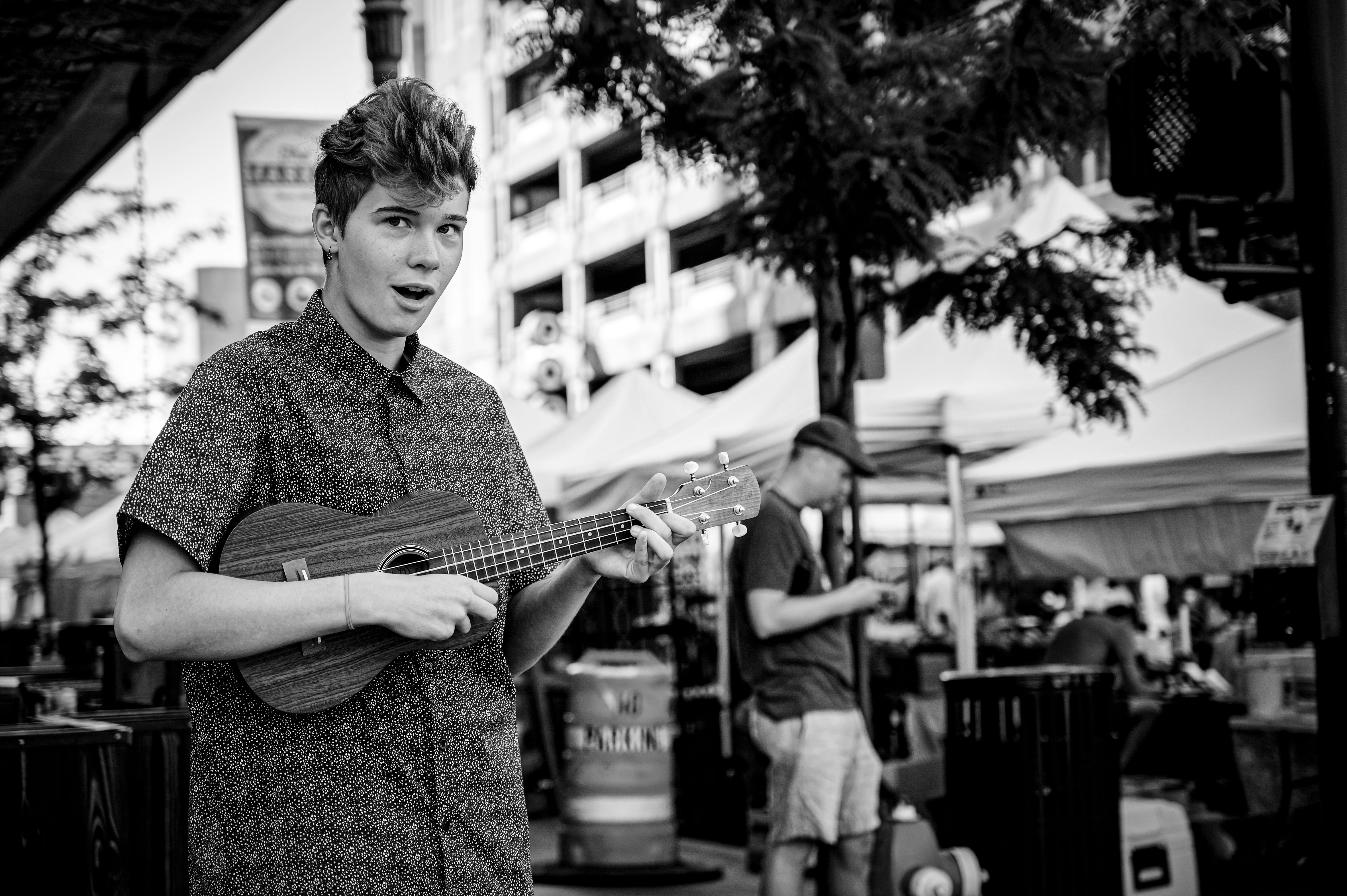 Ukulele Singer Photos, Download The BEST Free Ukulele Singer Stock ...