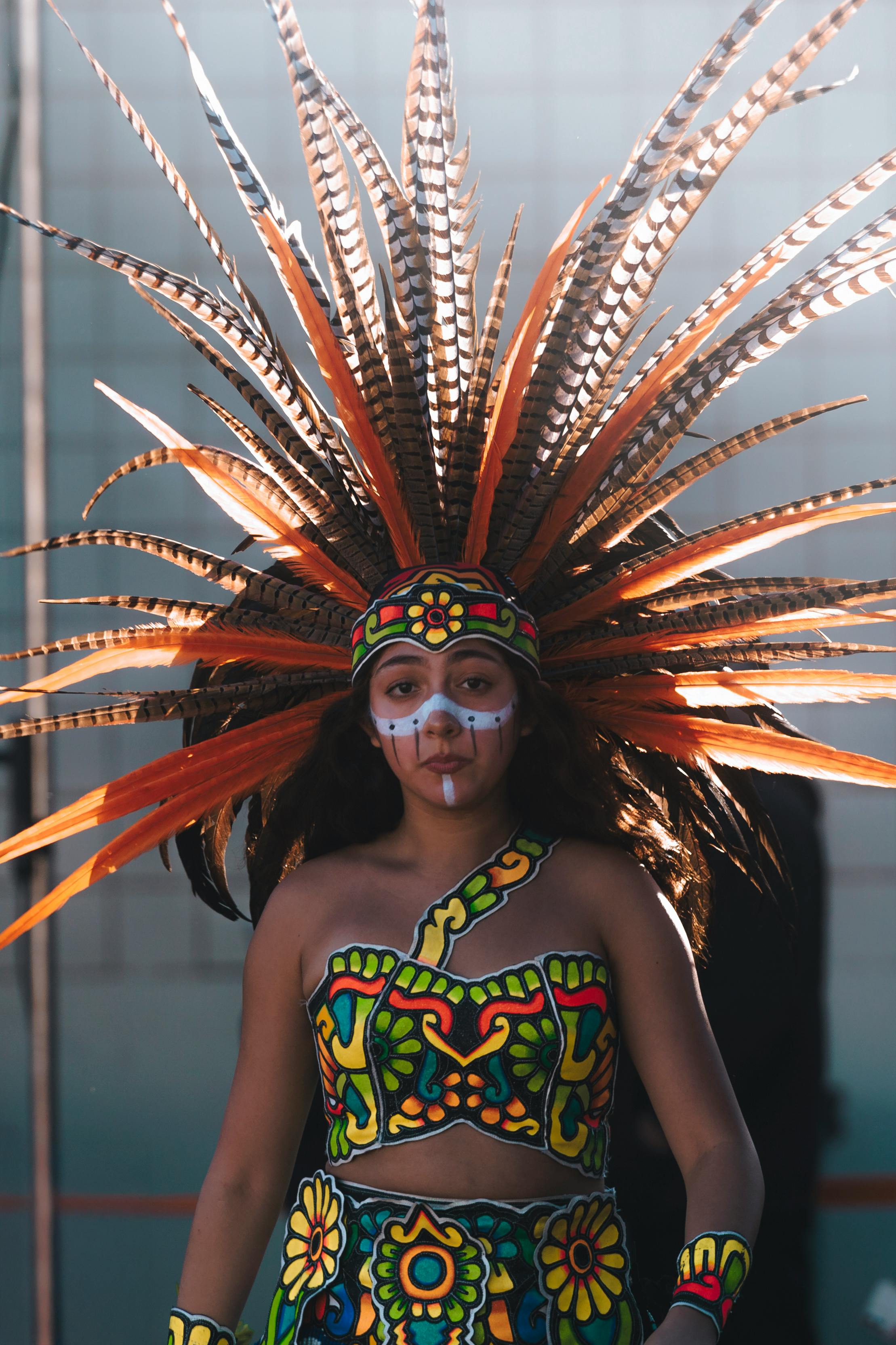 Bailarina Tradicional Azteca Con Traje Colorido · Foto de stock gratuita