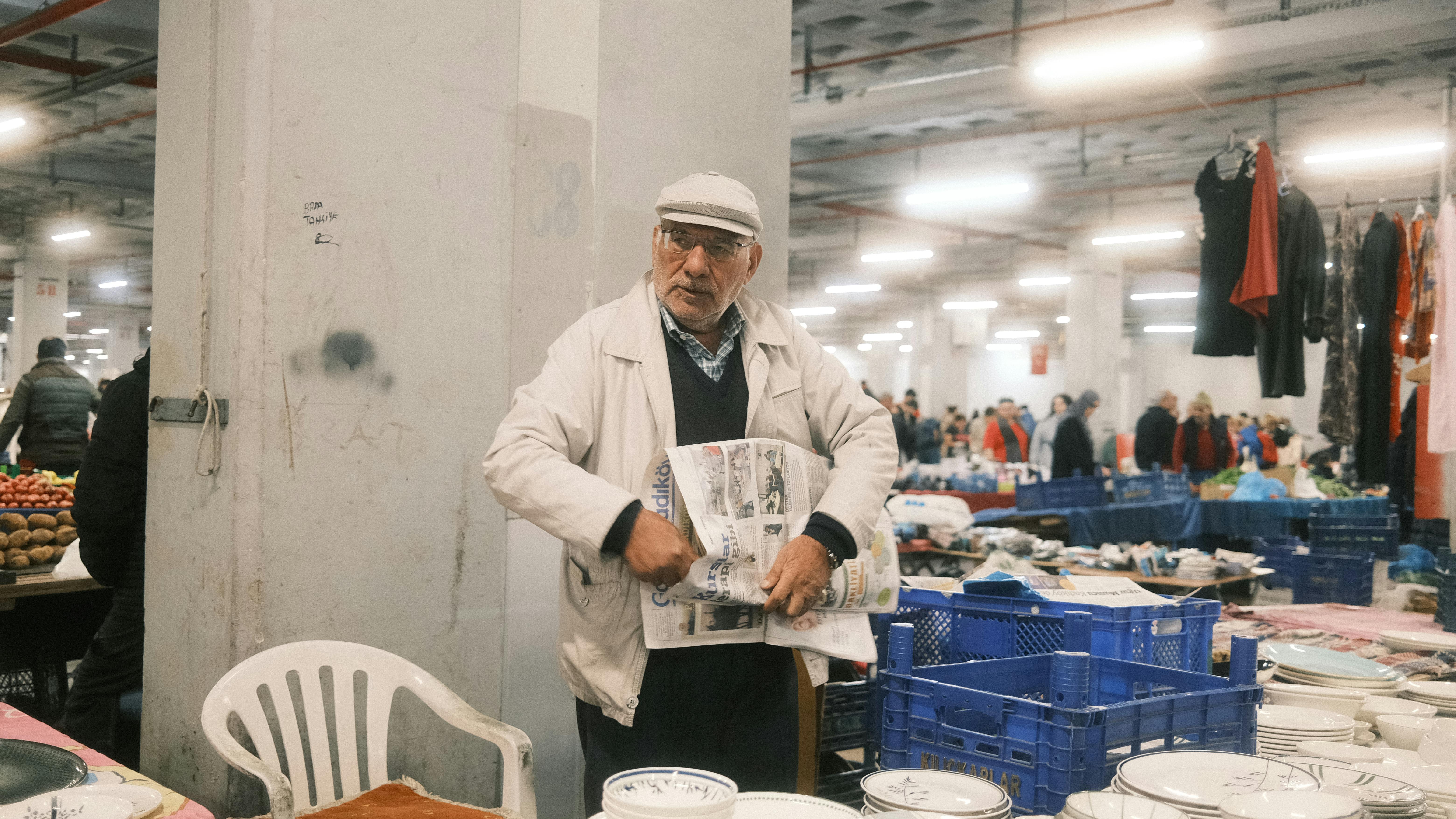 Vibrant Scene at Istanbul Flea Market · Free Stock Photo