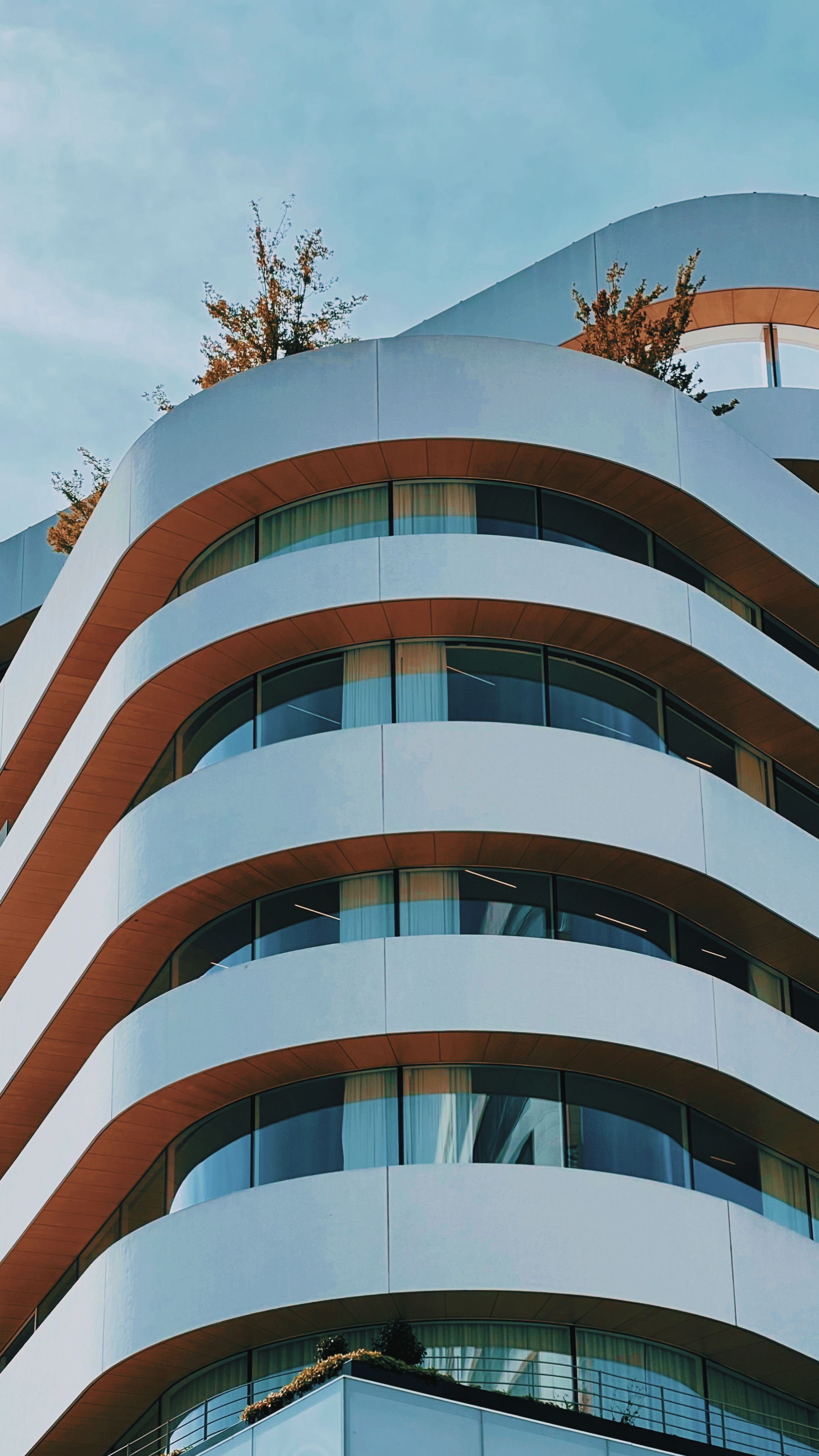 Modern Architectural Building with Curved Design · Free Stock Photo
