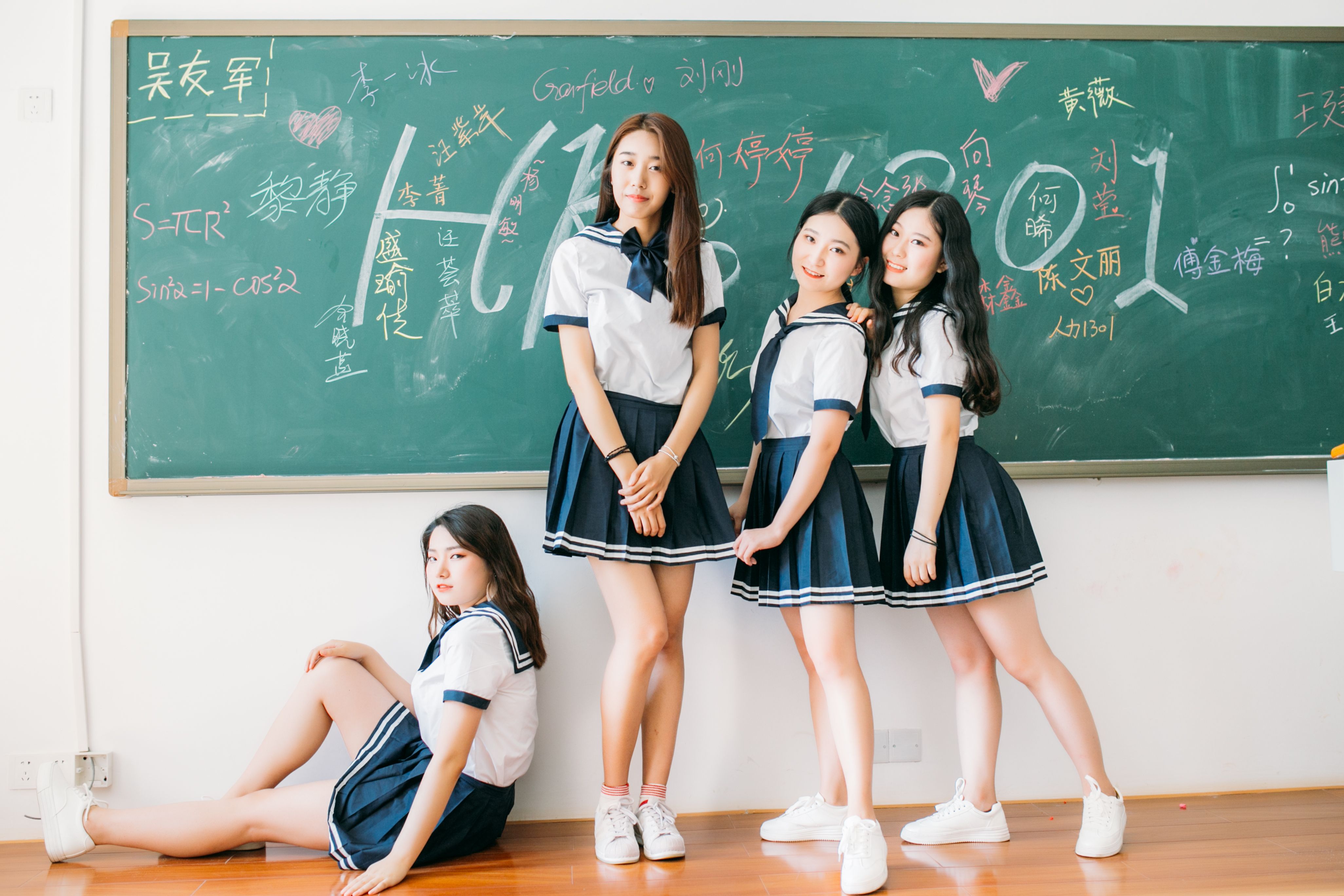 Des Adolescents En Uniformes Scolaires Posent Devant Un Tableau Noir ...