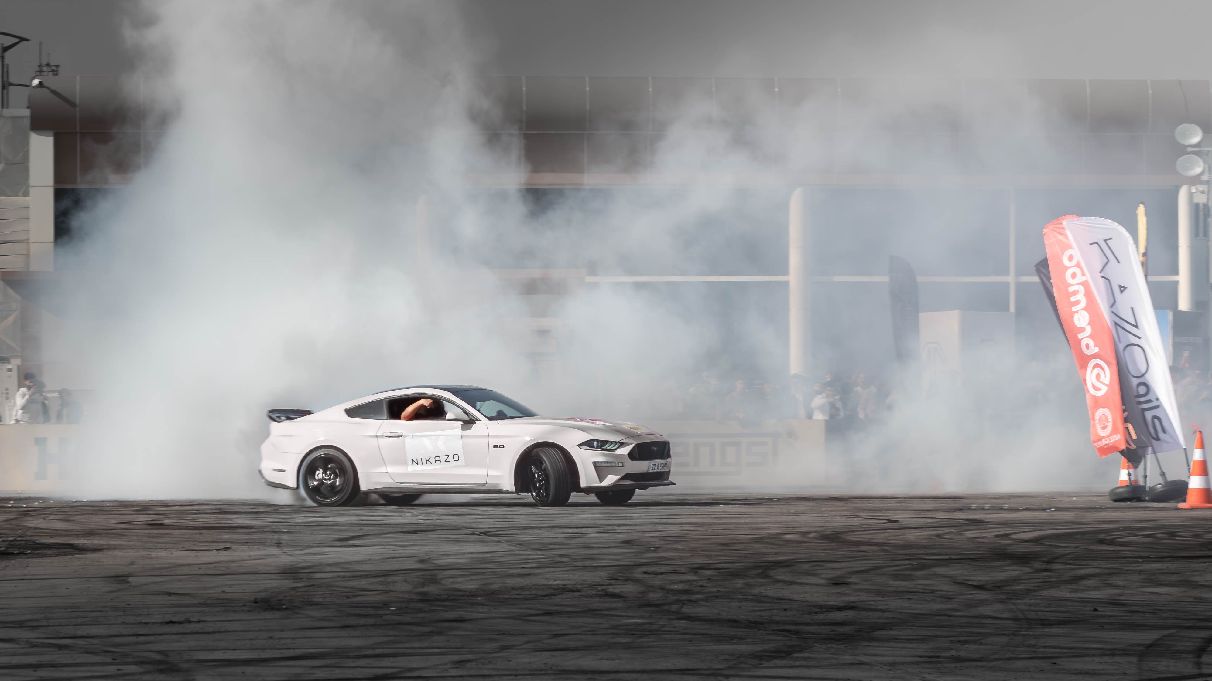 Ford Mustang Drifting Em Evento De Carros Em Erbil · Foto profissional ...