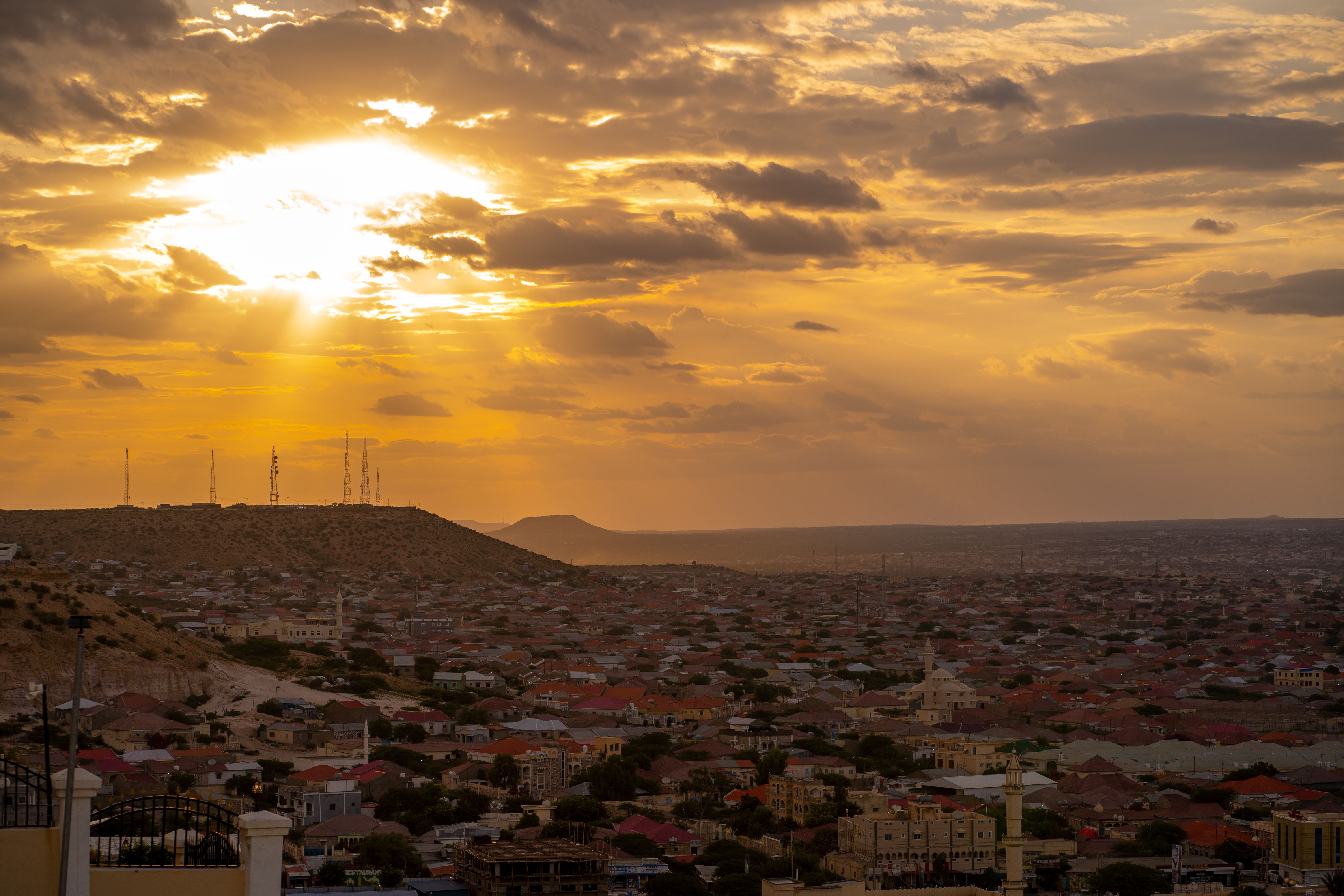 El Sol Desciende Y Tiñe La Ciudad De Una Cálida Luz Dorada. Una Puesta ...