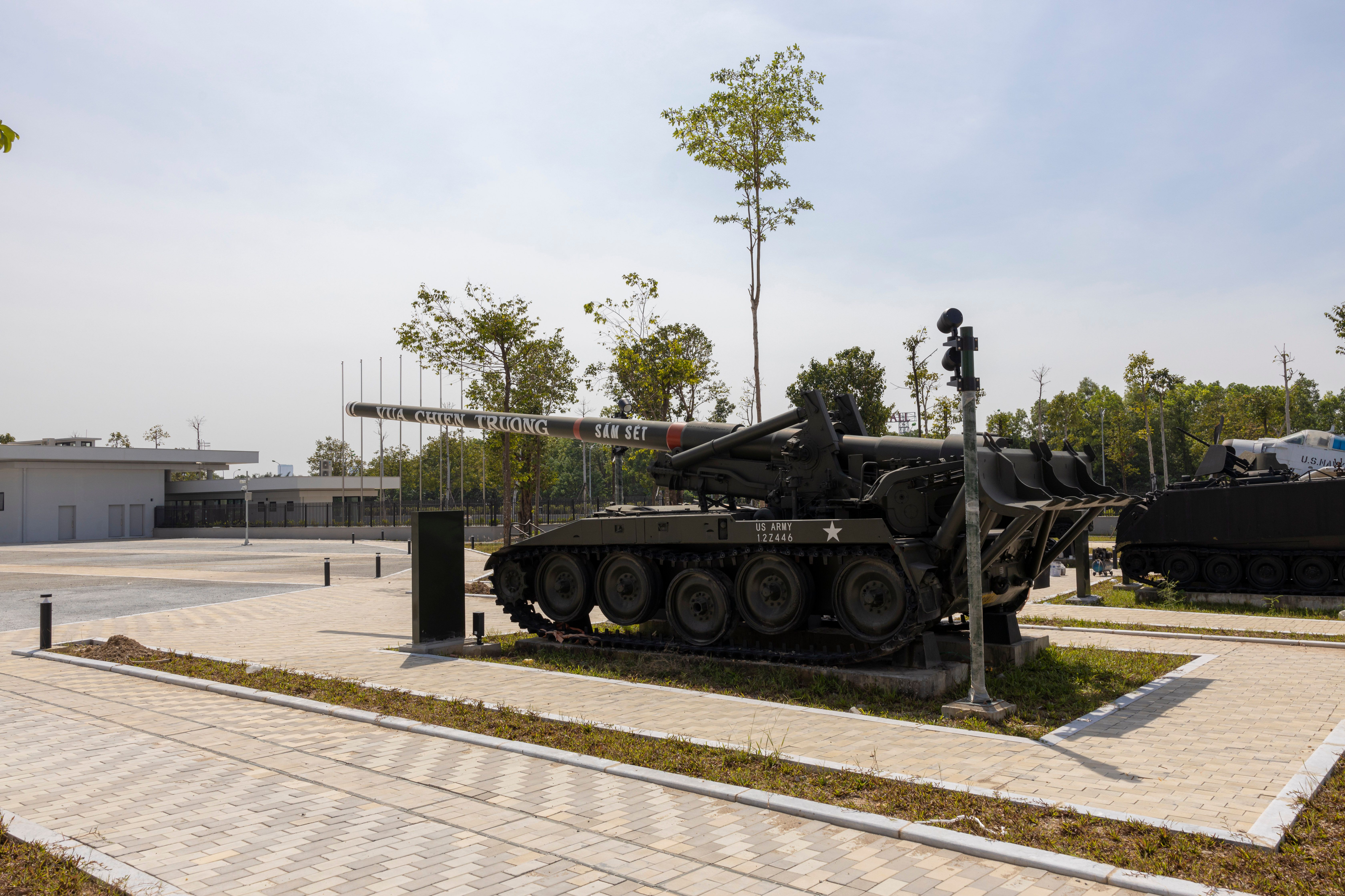 Outdoor Military Tank Display in Sunny Park · Free Stock Photo