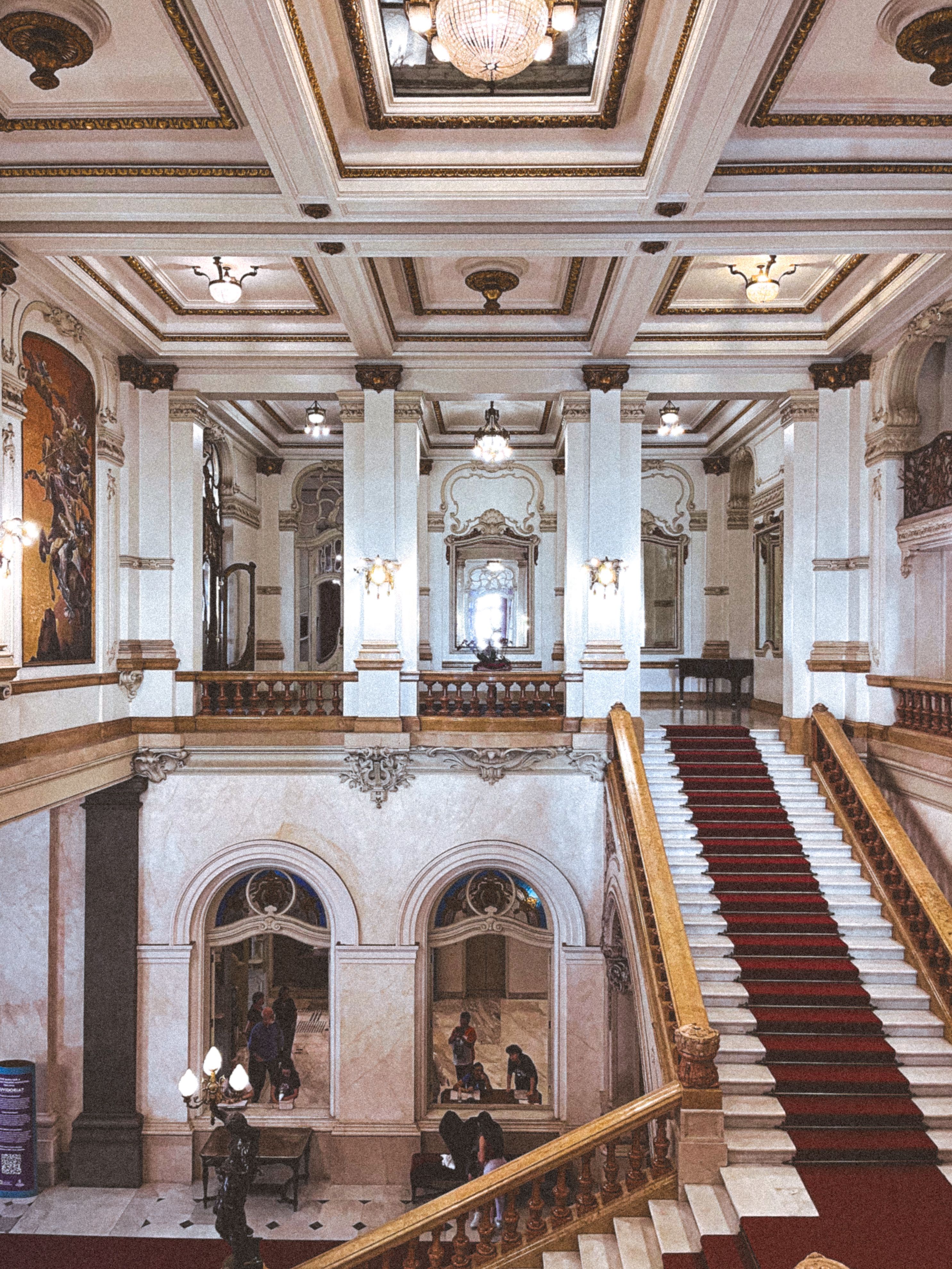 Elegant Historical Interior with Grand Staircase · Free Stock Photo