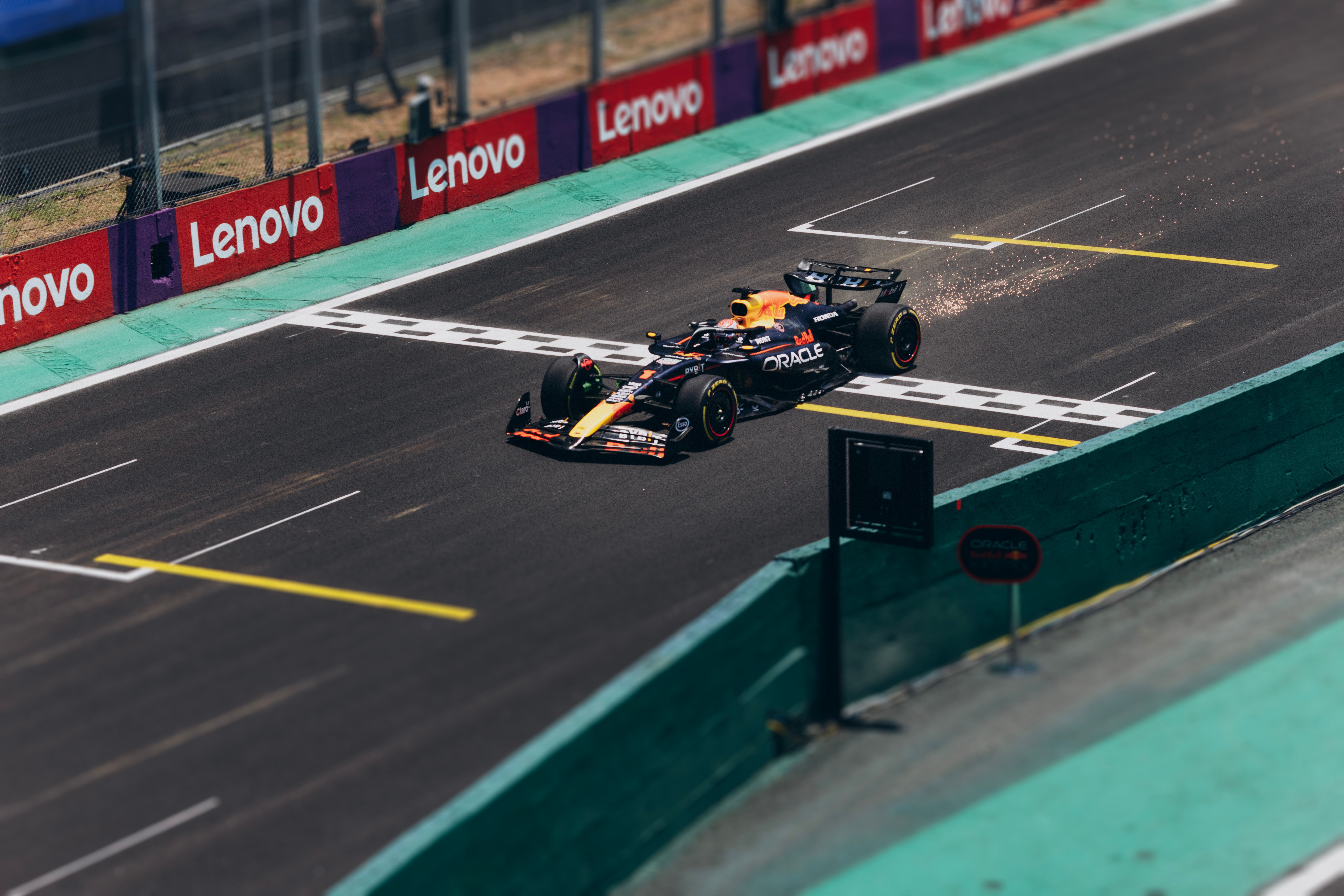 Un Coche De Carreras De Fórmula 1 De Alta Velocidad En La Pista · Foto ...