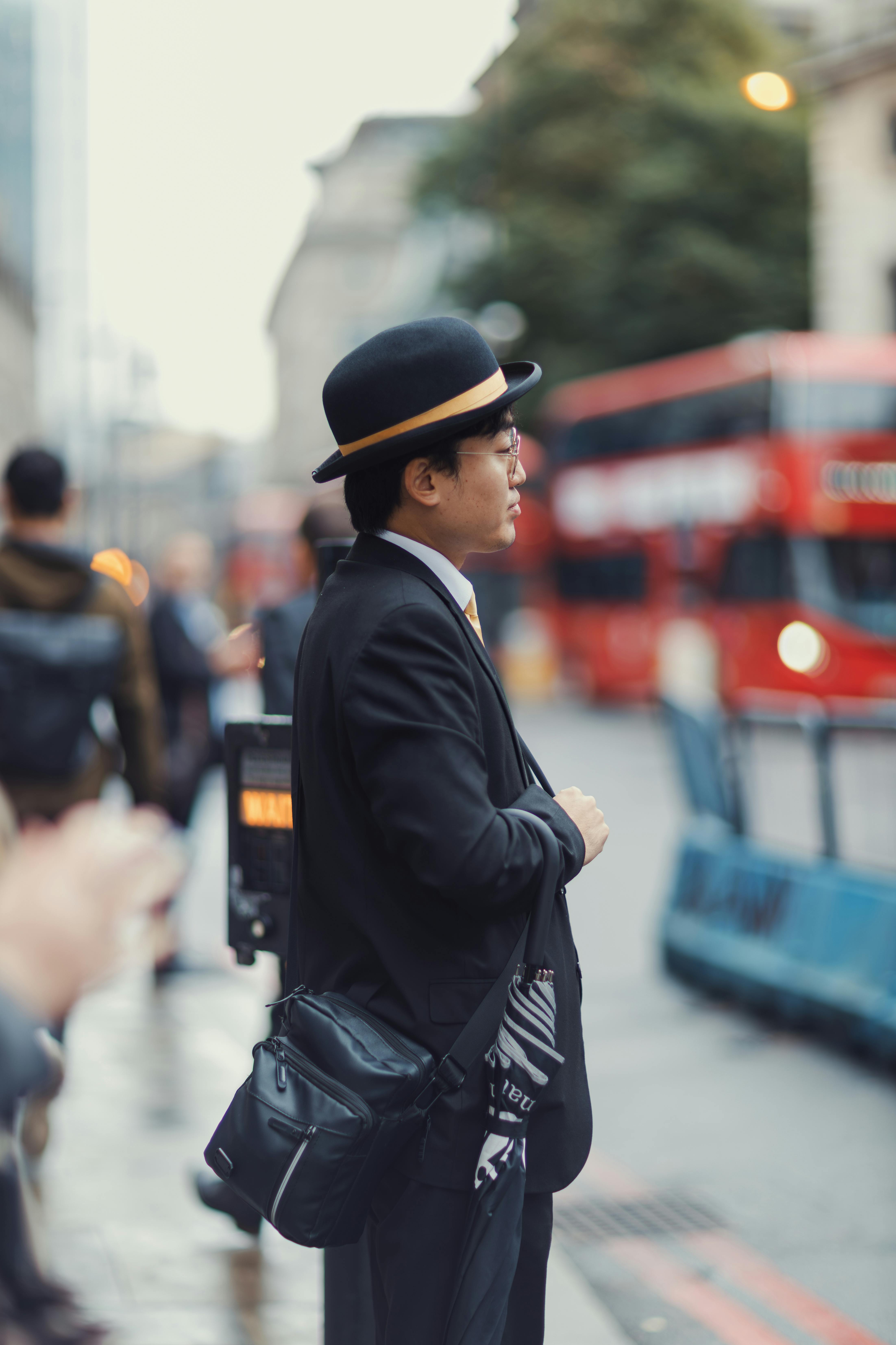 Homem Na Rua Da Cidade Com Chapéu Retrô E Terno Preto · Foto ...